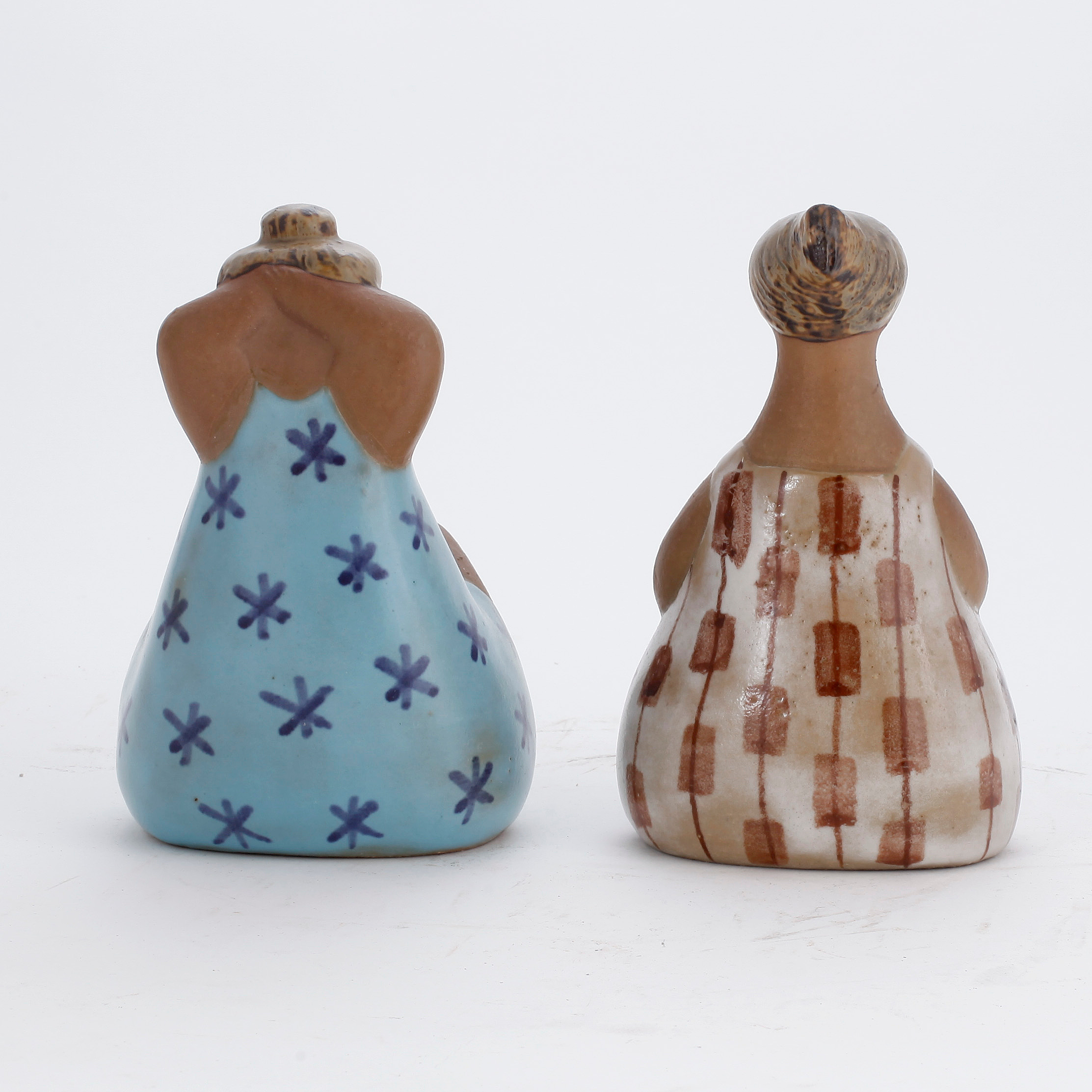 FIGURINER, 2st, stengods, "Emma" & "Amalia", Lisa Larson, Gustavsberg. - Bukowskis