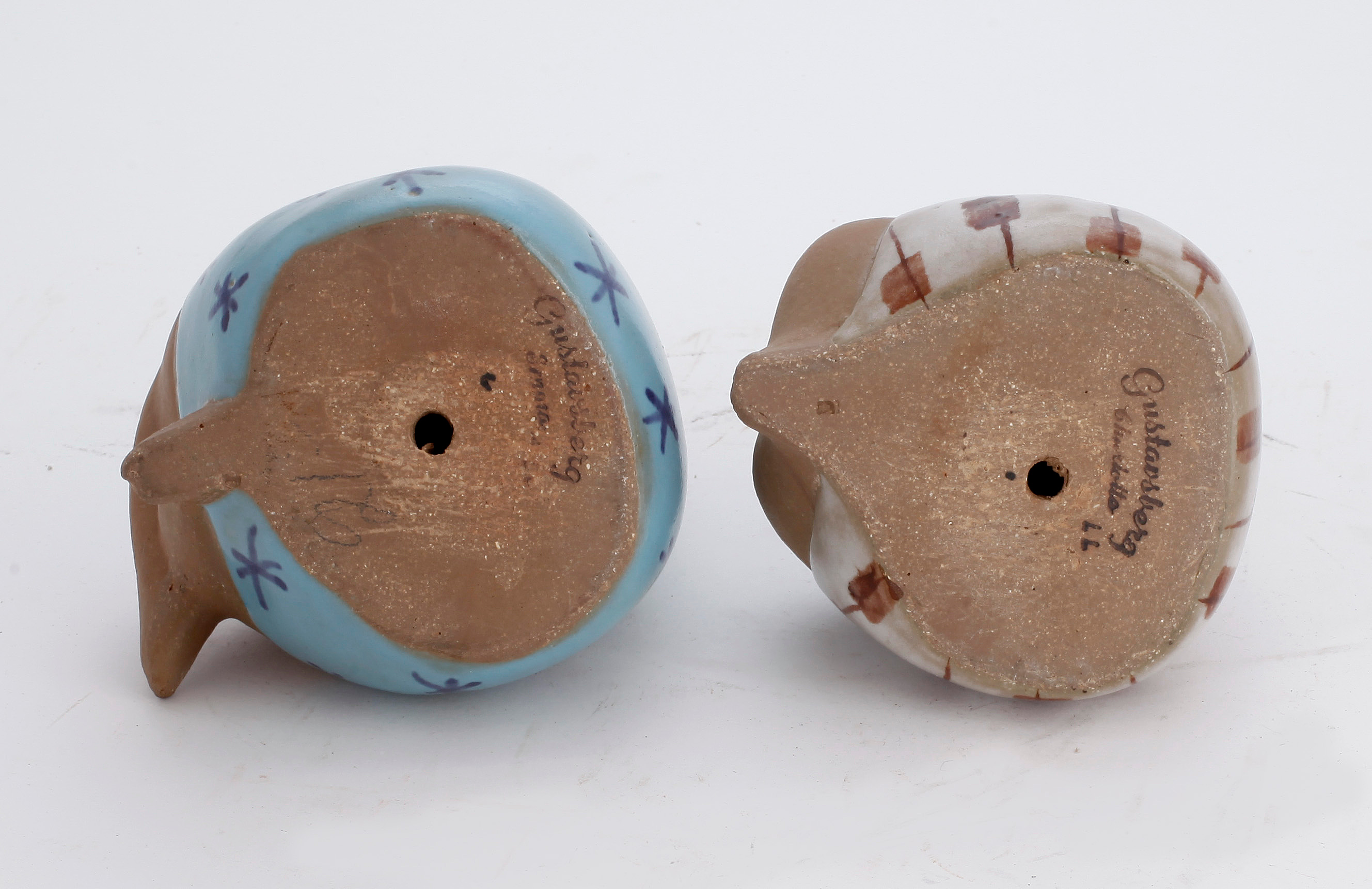 FIGURINER, 2st, stengods, "Emma" & "Amalia", Lisa Larson, Gustavsberg. - Bukowskis