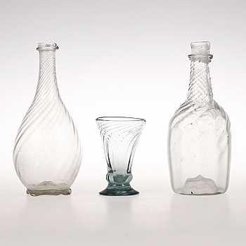 FLASKOR, 2 st och SNAPSGLAS, glas, 1700-tal. - Bukowskis