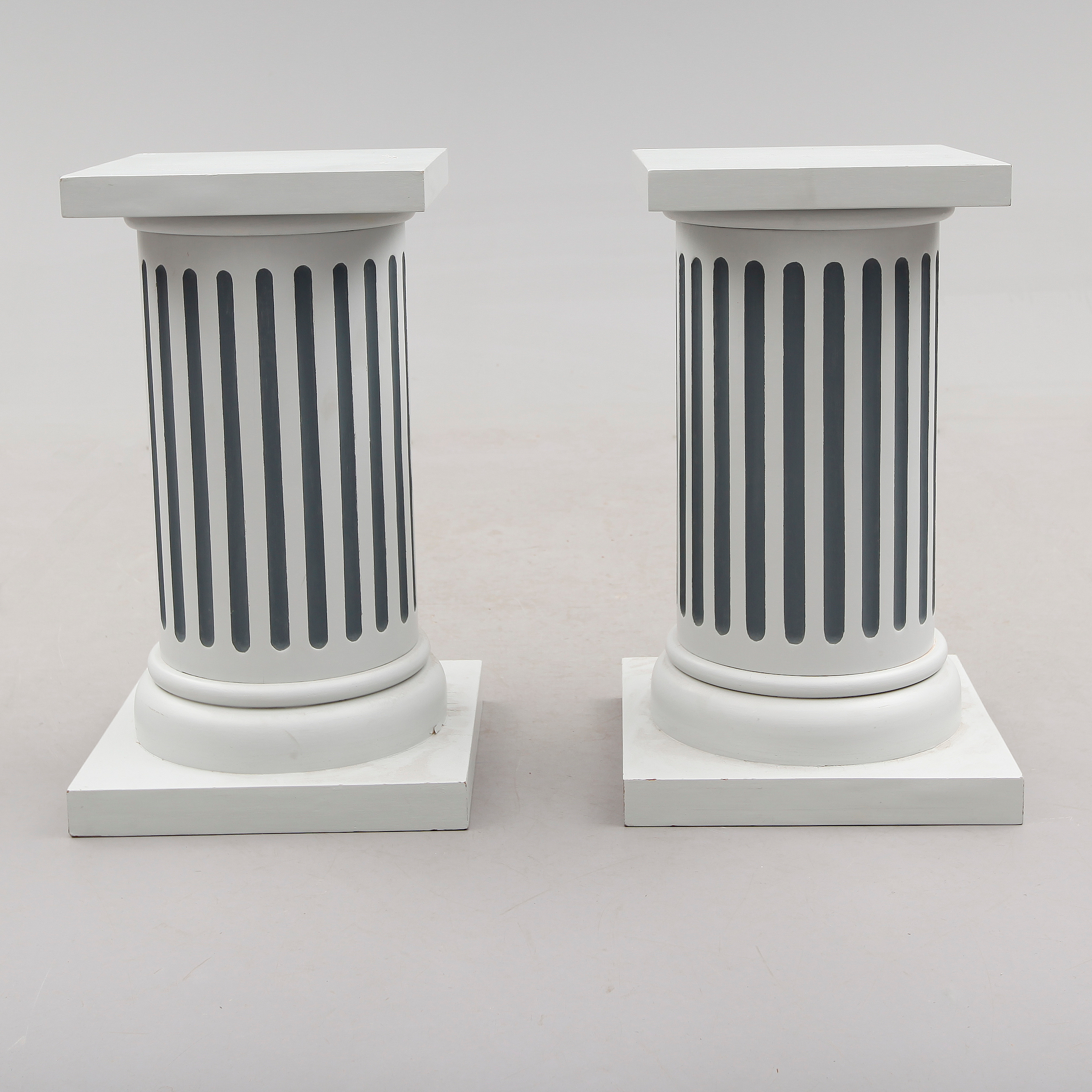 KOLONNER, 1 par, gustaviansk stil, 1900-talets andra hälft. - Bukowskis