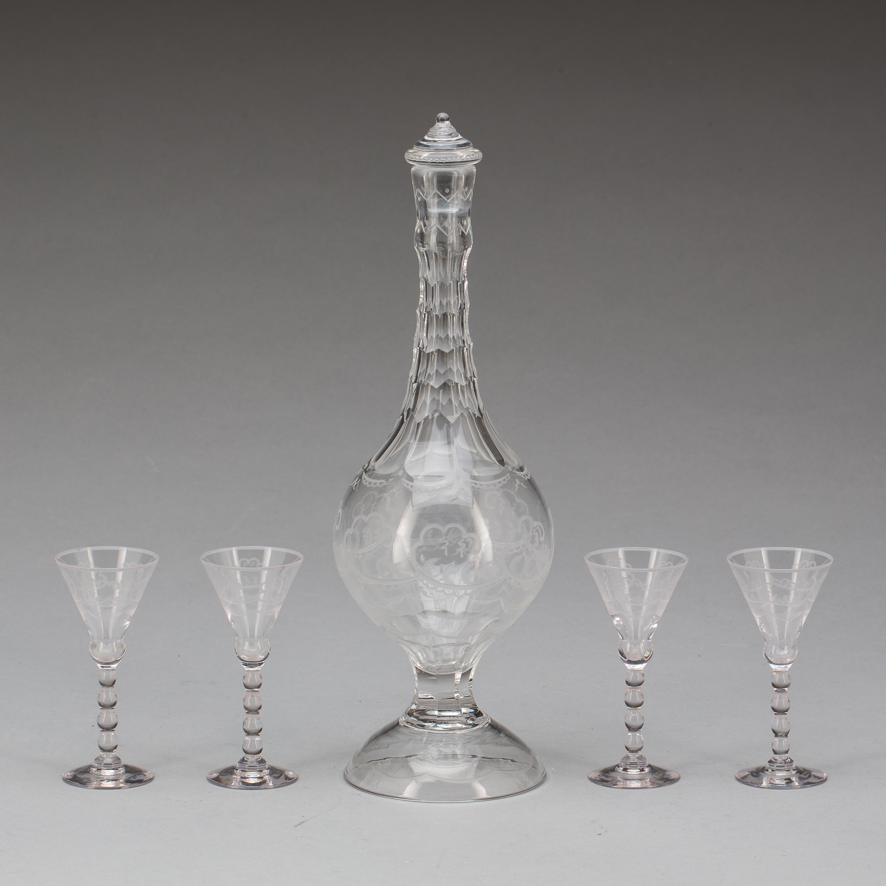 SNAPSGLAS SAMT KARAFF, 5 delar. "Molnet", Simon Gate, Orrefors. - Bukowskis