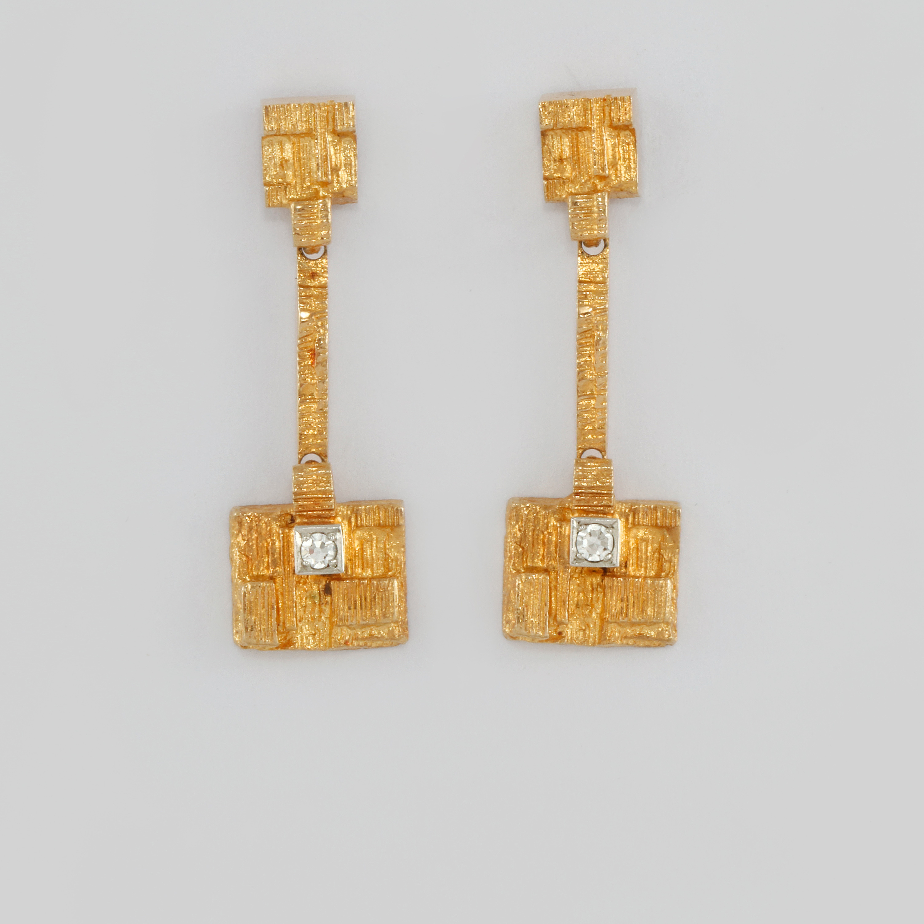 ÖRHÄNGEN, 18K guld med 2 briljantslipade diamanter, "Thai", Björn ...