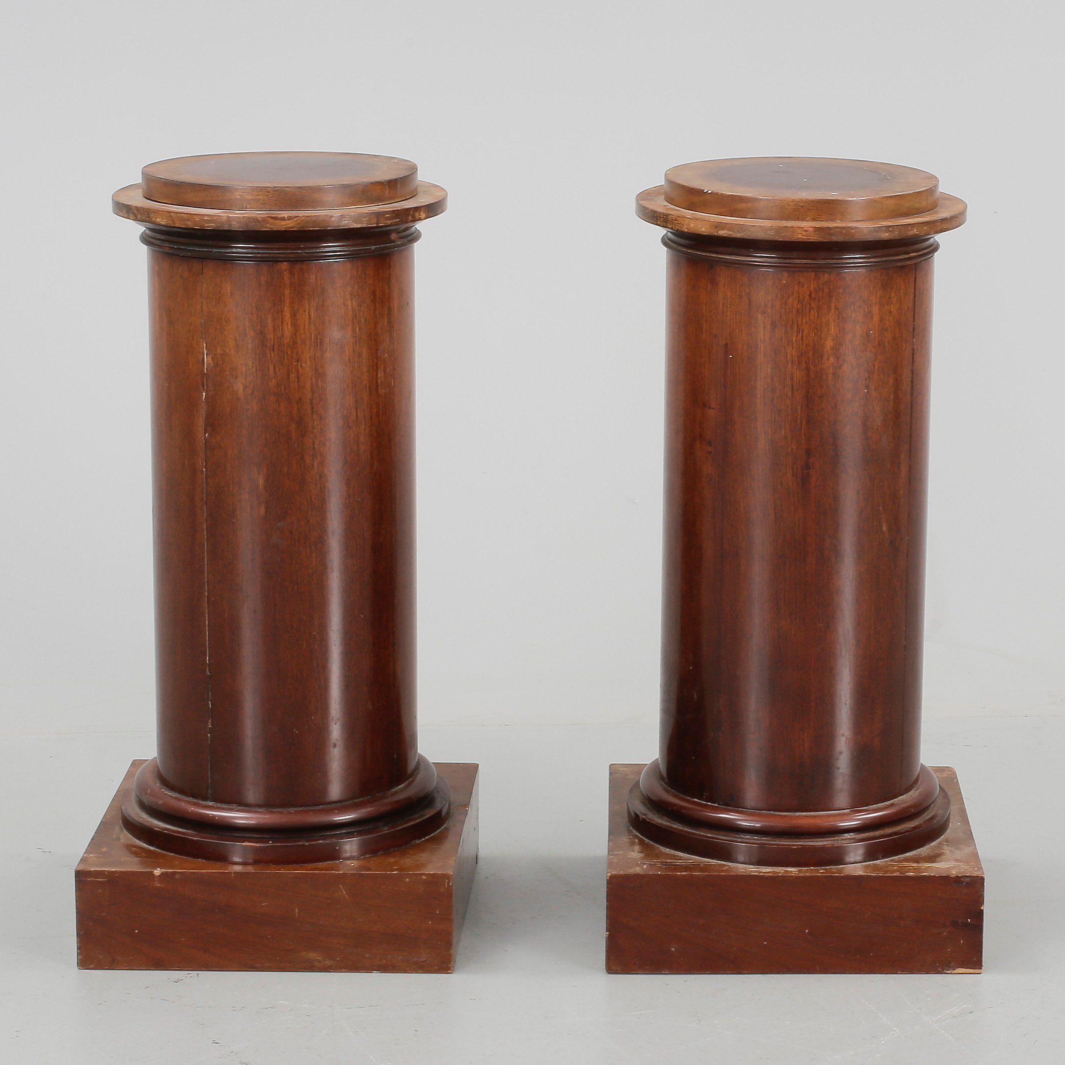 KOLONNER, ett par, senempire, omkring 1800-talets mitt. - Bukowskis