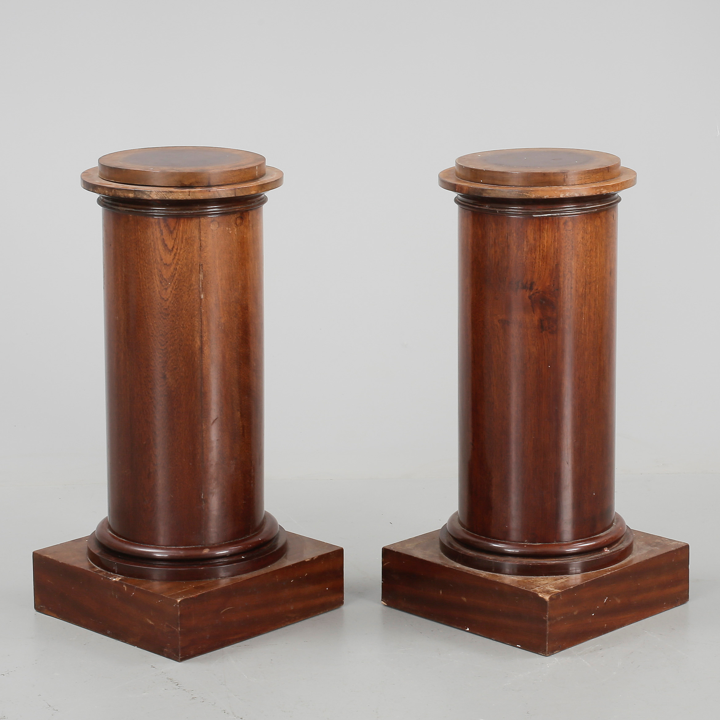 KOLONNER, ett par, senempire, omkring 1800-talets mitt. - Bukowskis