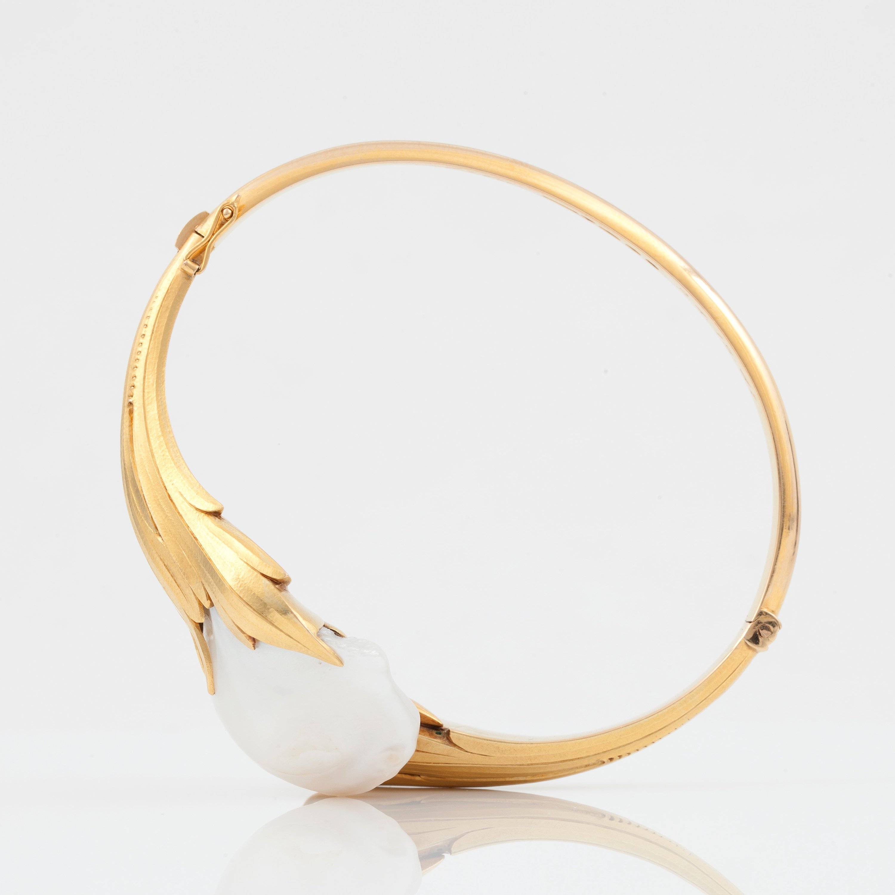 ARMBAND med barocka troligen naturliga pärlor. Tillverkat av Alexander ...