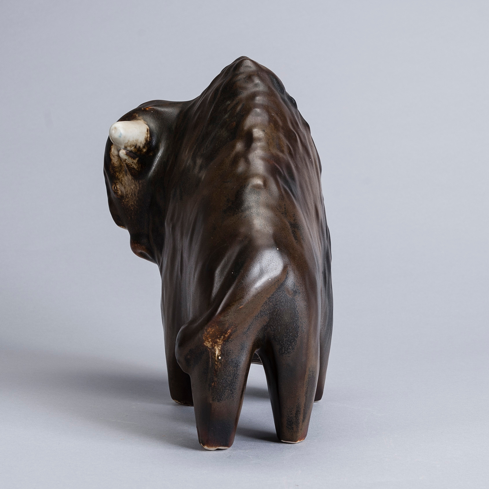 KERAMIKSKULPTUR. Bisonoxe. Sign. T.K, Arabia. - Bukowskis