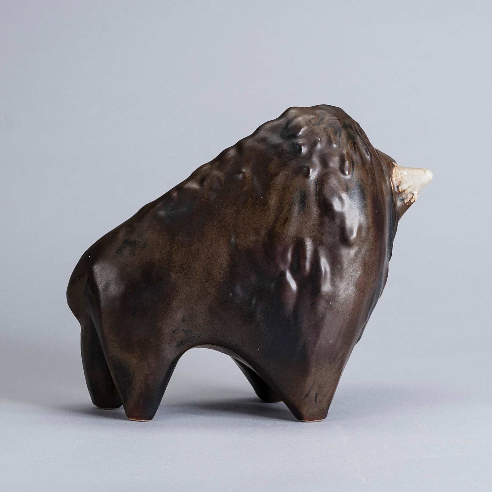 KERAMIKSKULPTUR. Bisonoxe. Sign. T.K, Arabia. - Bukowskis