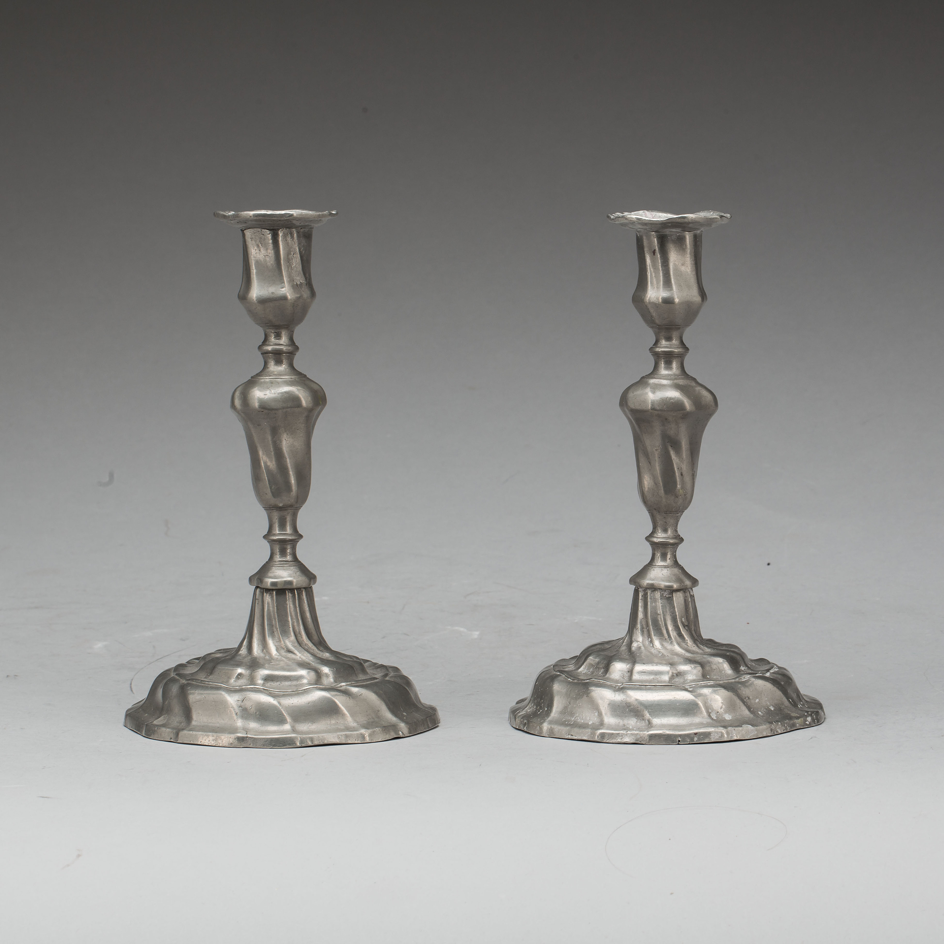 LJUSSTAKAR, ett par, tenn, rokoko. Hans Lagergren(1766-1801/08 ...