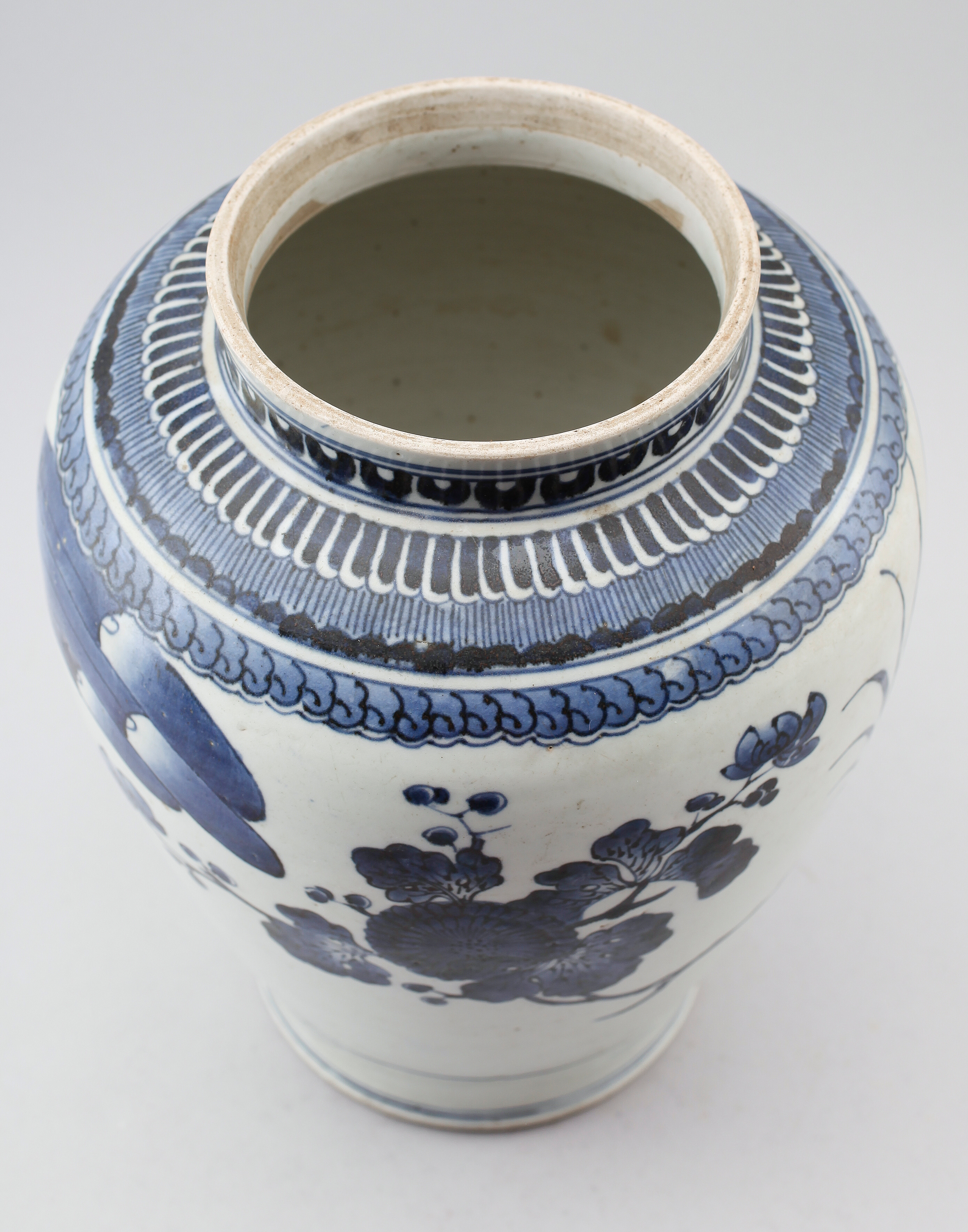 A blue and white Japanese jar, Edo period, 17th Century. - Bukowskis