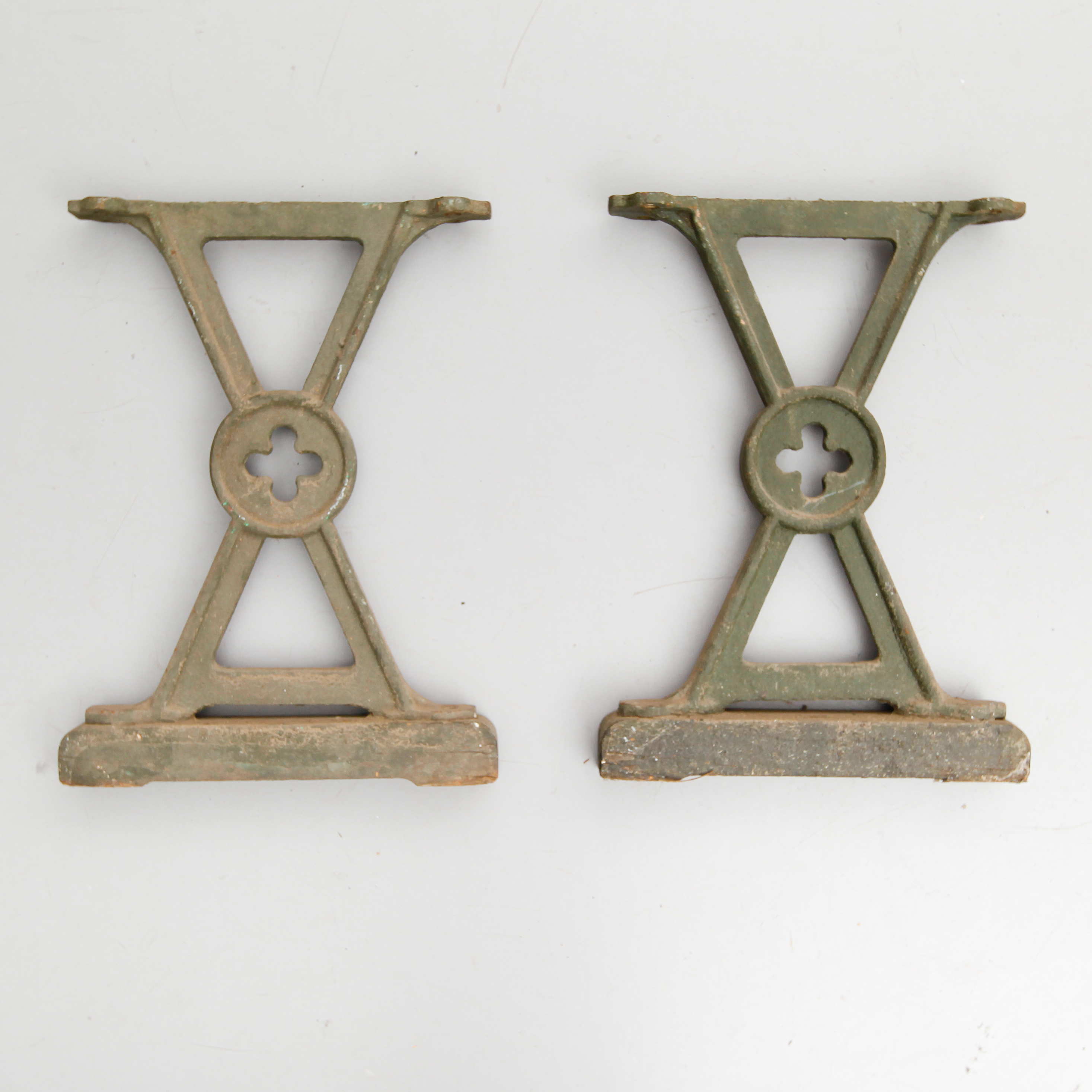 GAVLAR TILL TRÄDGÅRDSBÄNK, 1 par, gjutjärn, 1900-talets första hälft ...