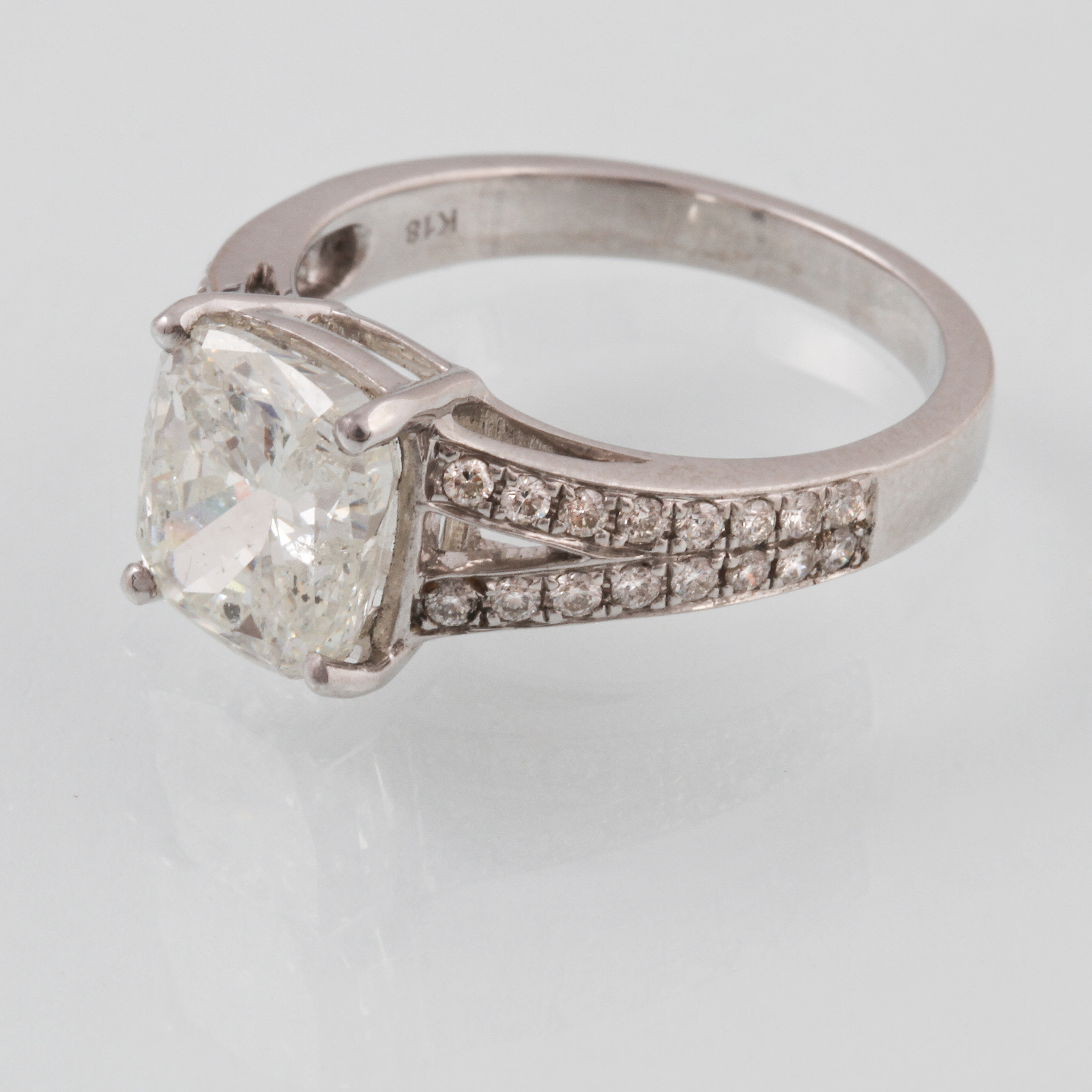 RING, 18K vitguld med radiantslipad diamant ca 3.22 ct samt ...