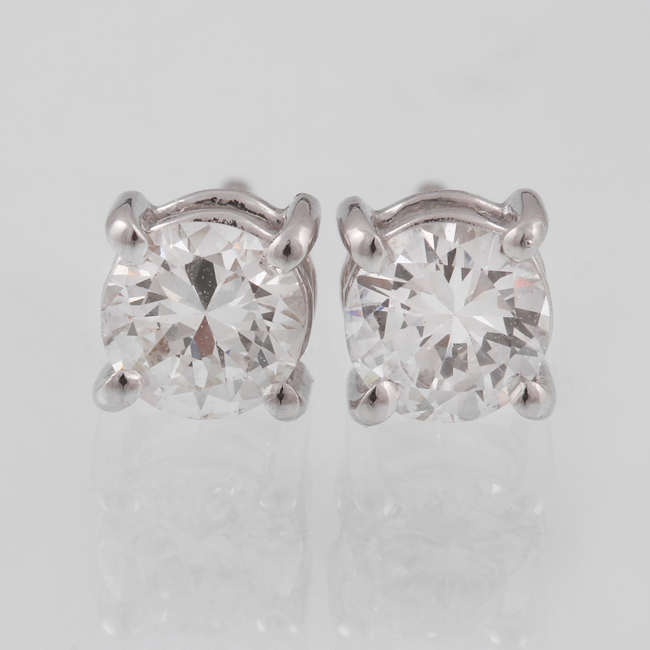 ÖRHÄNGEN, 18K vitguld med briljantslipade diamanter ca 0.69 ct. Vikt 1 ...