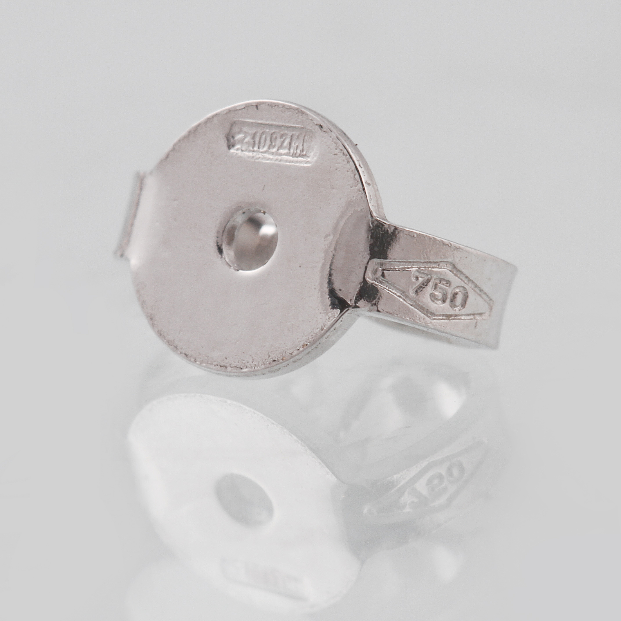 ÖRHÄNGEN, 18K vitguld med briljantslipade diamanter ca 0.69 ct. Vikt 1 ...