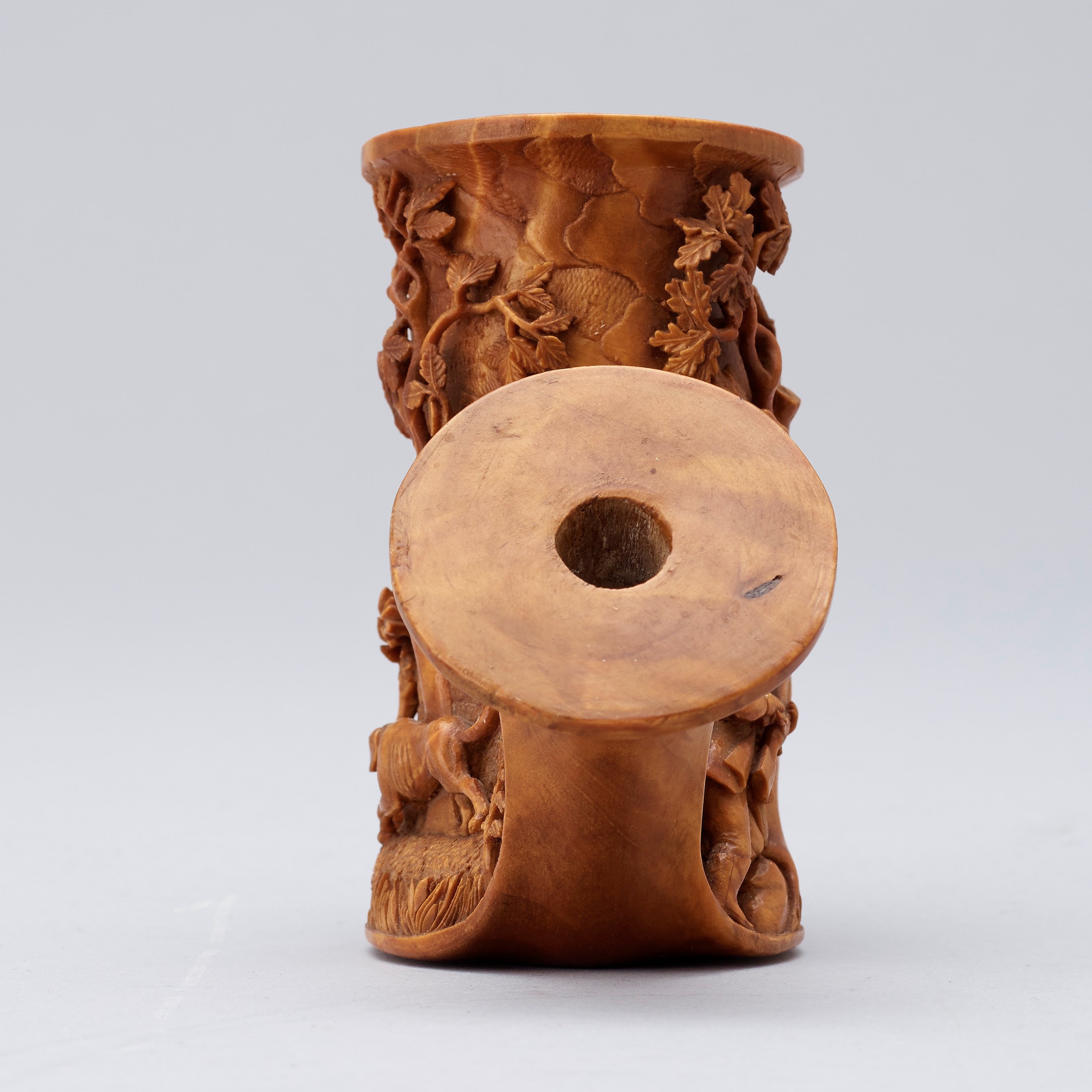 A Swedish 19th century carved wooden pipe bowl by S. Isberg . - Bukowskis