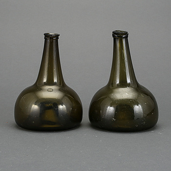 FLASKOR, 2 st, glas, 1700-tal. - Bukowskis
