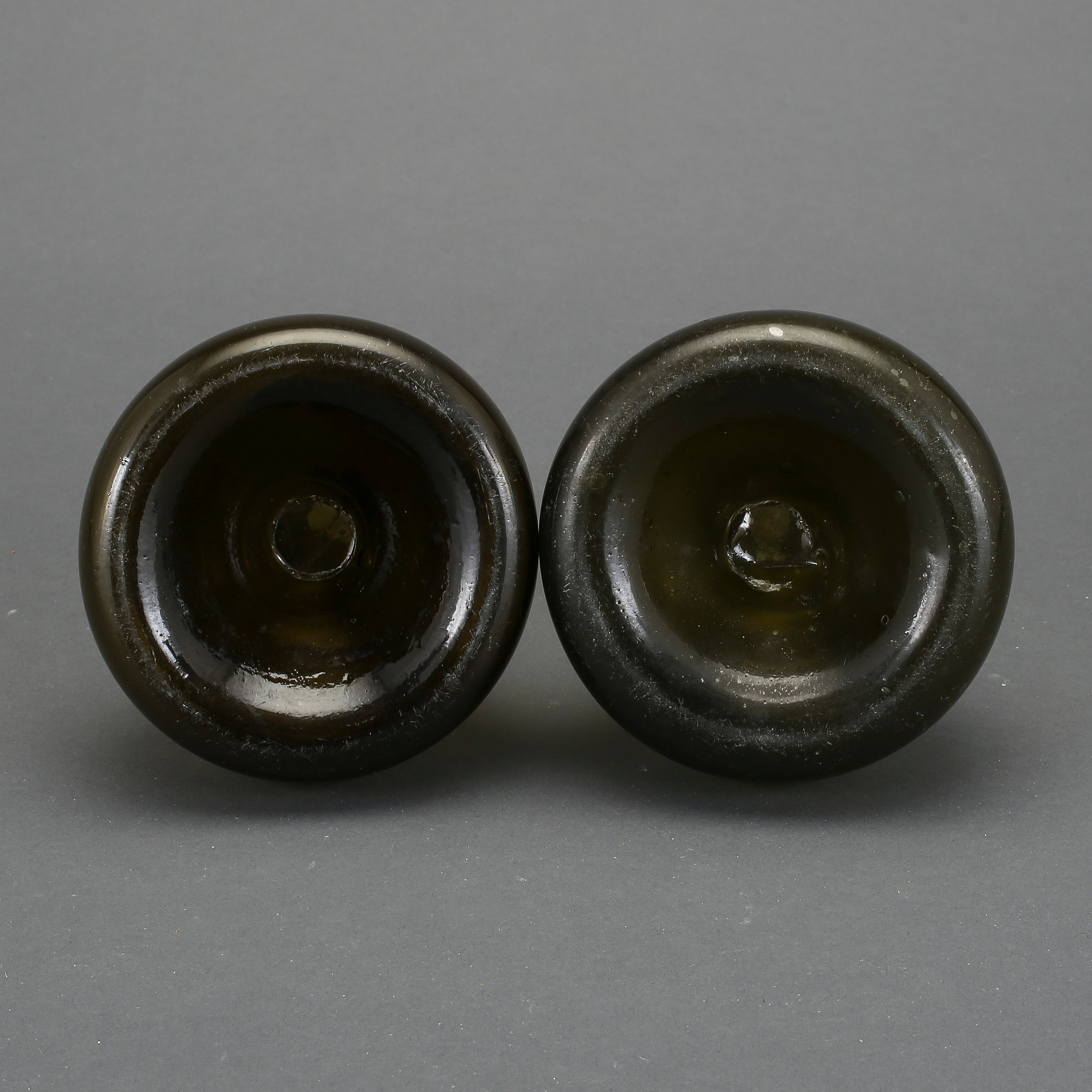 FLASKOR, 2 st, glas, 1700-tal. - Bukowskis