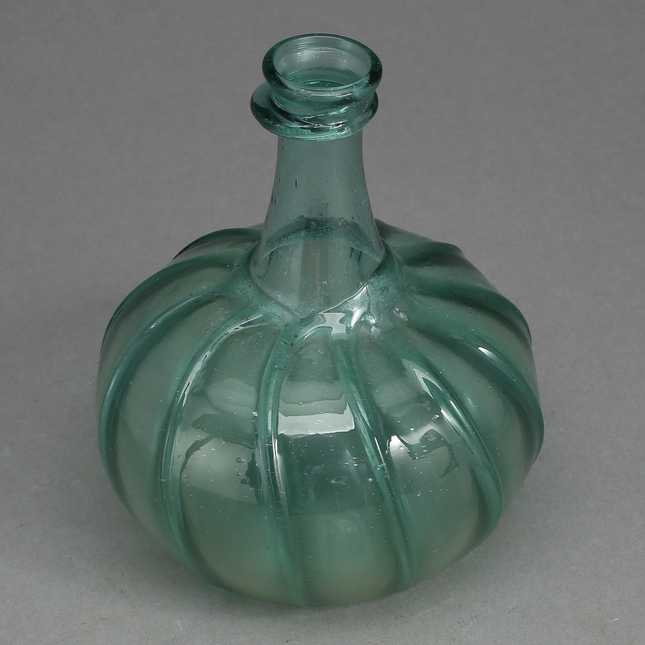 FLASKA, glas, 1700-1800-tal. - Bukowskis