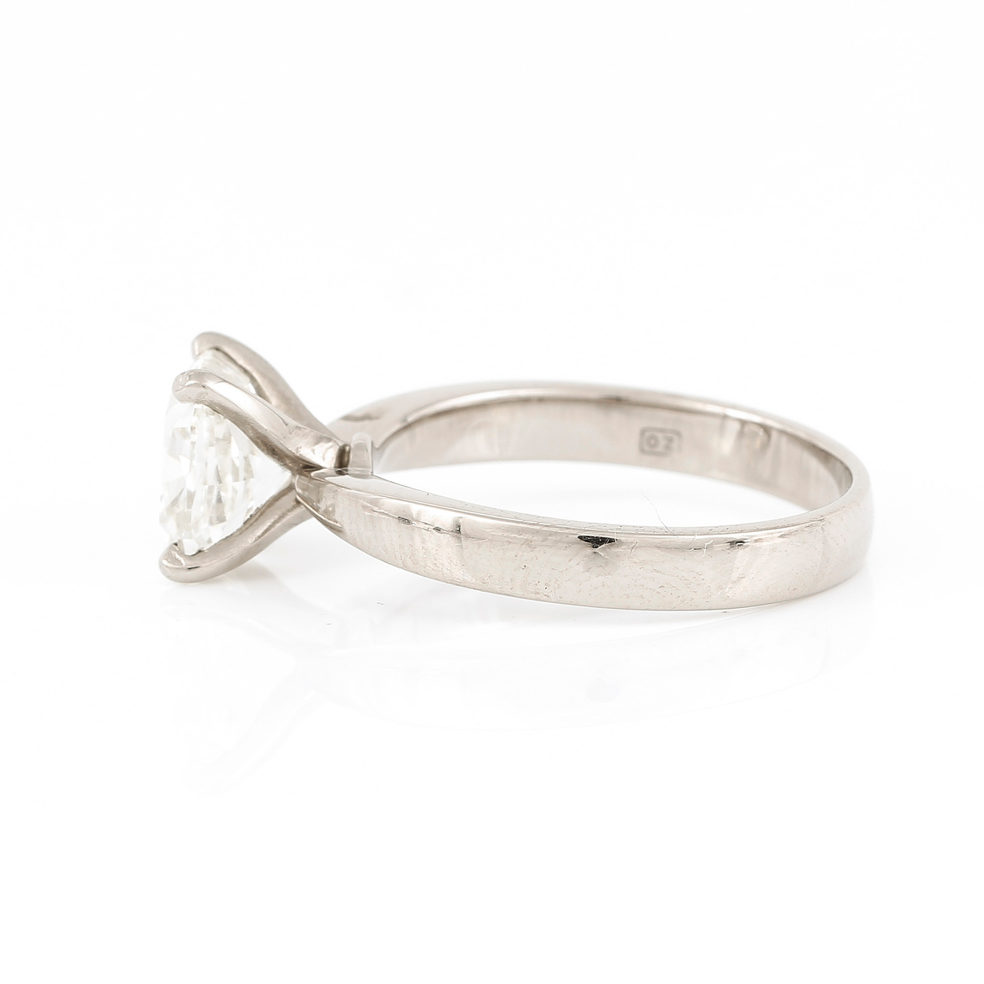 ENSTENSRING, vitguld 18K, kuddslipad diamant ca 2,16 ct, J-K/SI1. Vikt ...