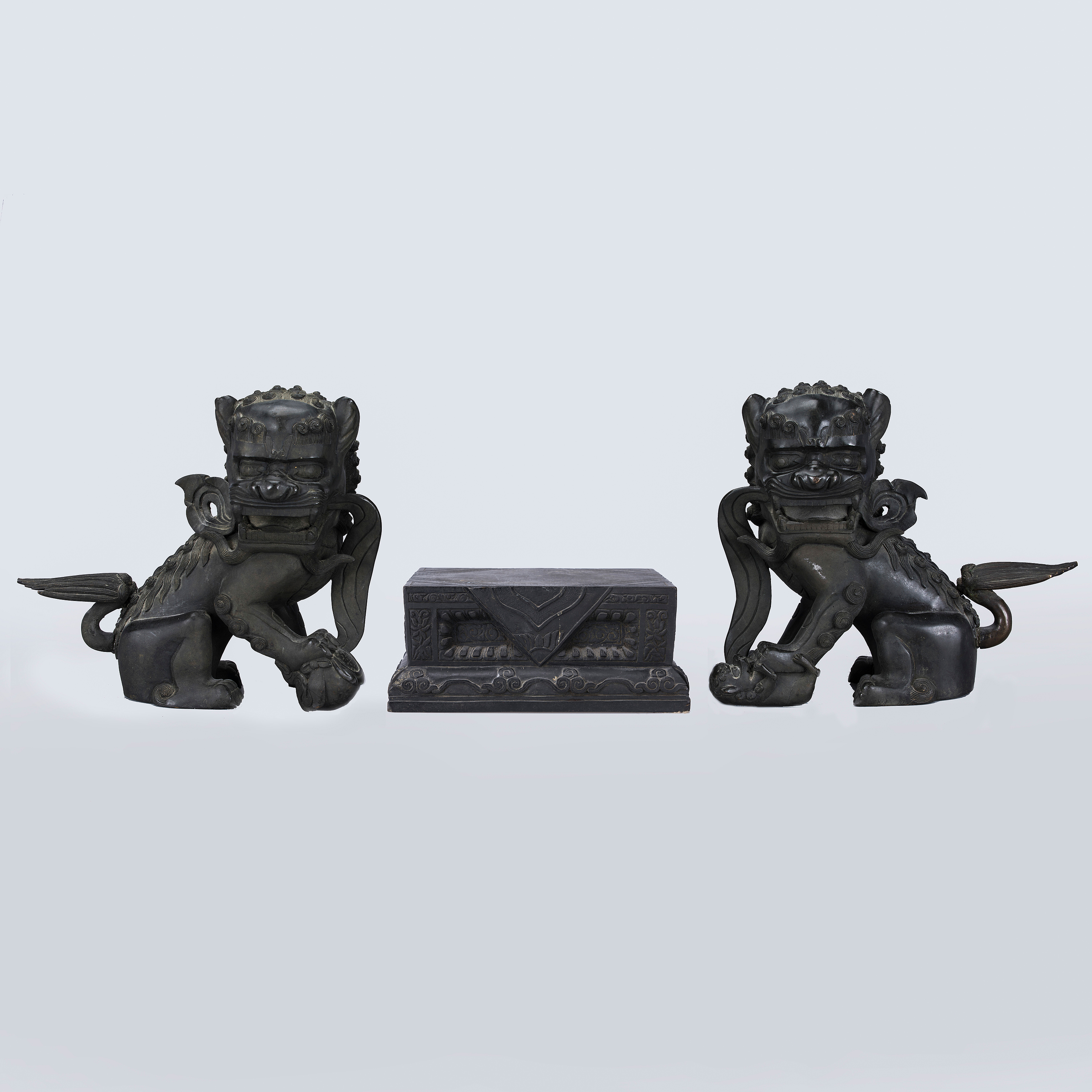 FO-HUNDAR, ett par, patinerad metall, Kina 1900-talets början. - Bukowskis