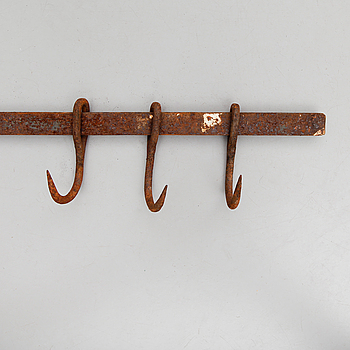 UPPHÄNGNINGSKROKAR, smide, allmoge, omkring år 1900. - Bukowskis