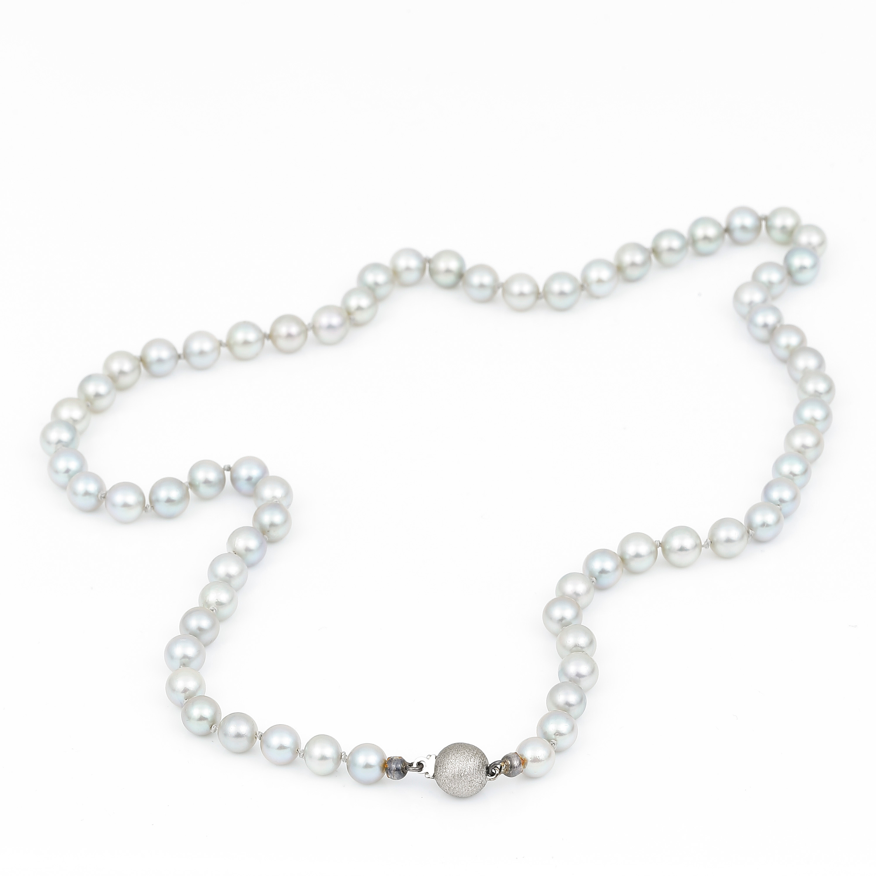 PÄRLCOLLIER, med ljusblå färgade odlade pärlor och silver lås. - Bukowskis