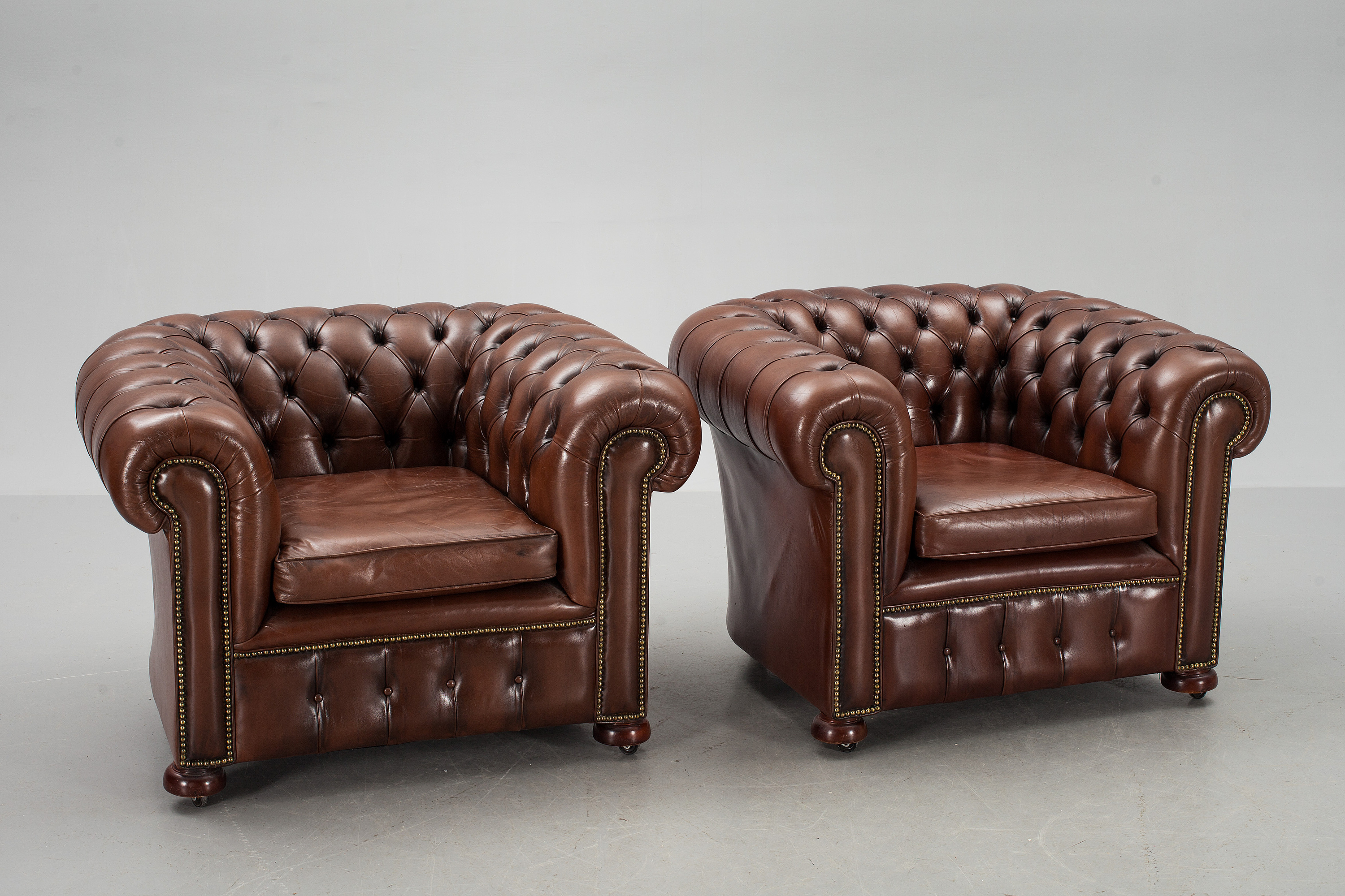 FÅTÖLJER, ett par, Chesterfield-modell 1900-talets andra hälft. - Bukowskis