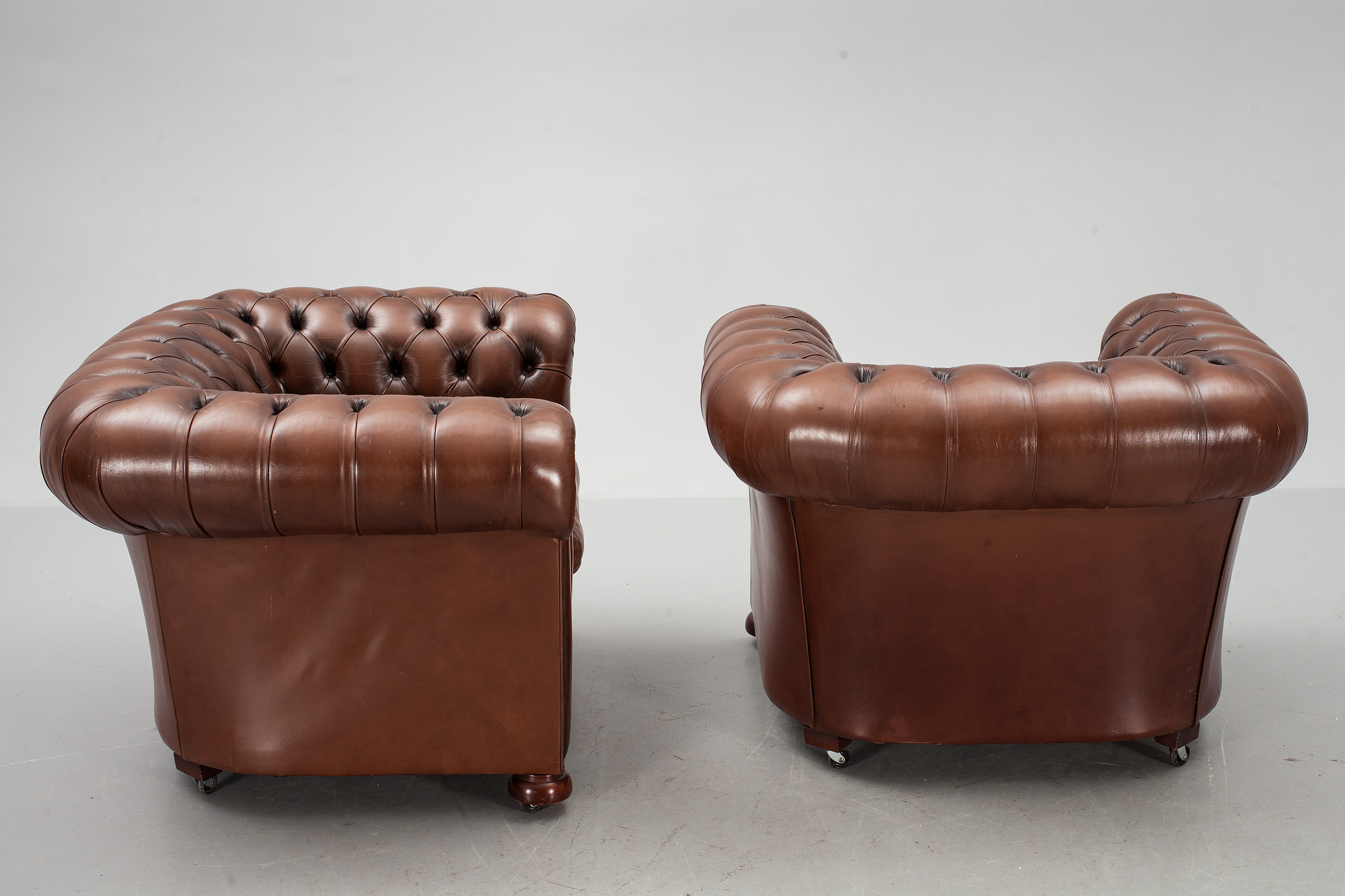 FÅTÖLJER, ett par, Chesterfield-modell 1900-talets andra hälft. - Bukowskis