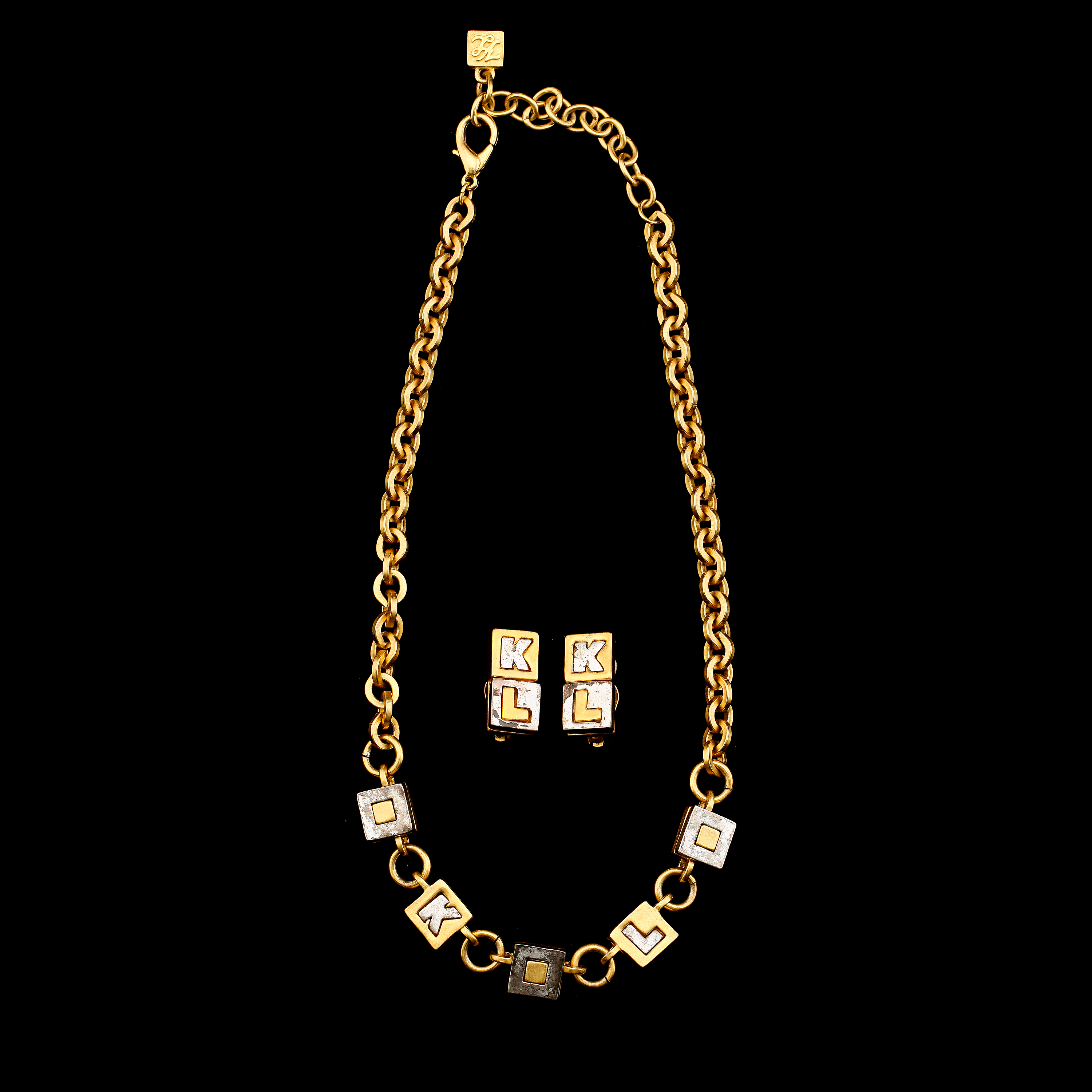 COLLIER OCH ÖRHÄNGEN, 1 par, metall, Karl Lagerfeld. - Bukowskis