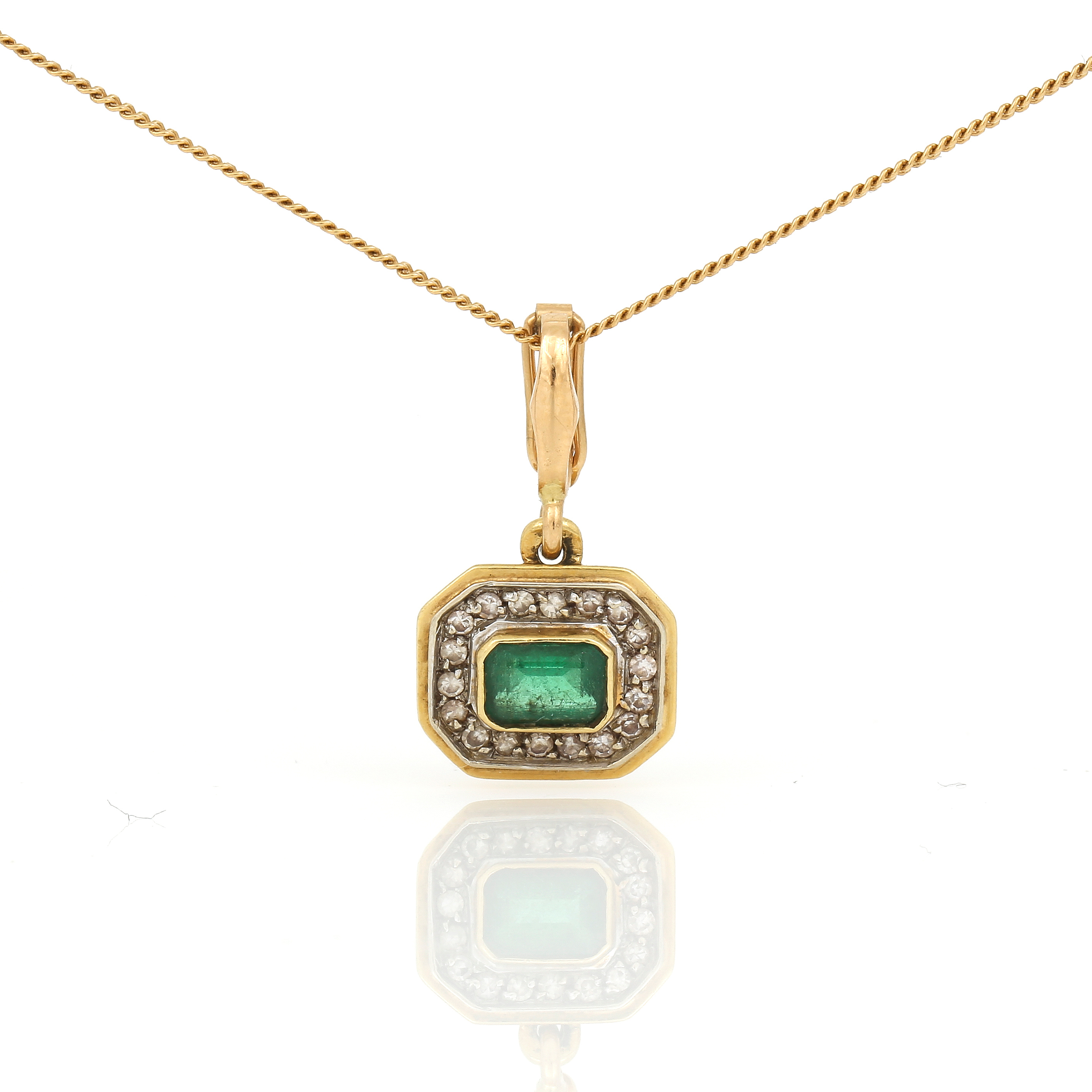 HÄNGE samt KEDJA, 18K guld med smaragdslipad smaragd ca 0,58 ct och små diamanter, tot ca 0,18 ...