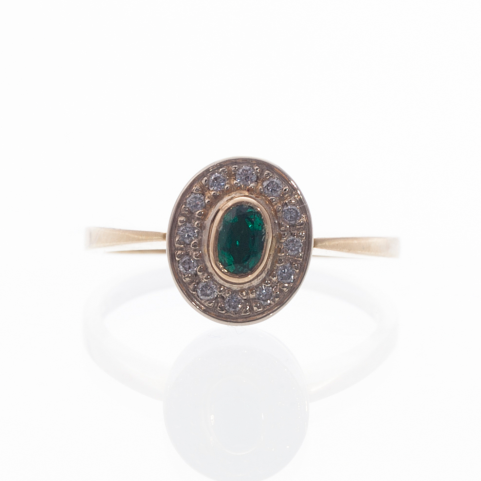 RING, 18K guld, smaragd, briljantslipade diamanter. 1992. Vikt ca 3,9 g. - Bukowskis