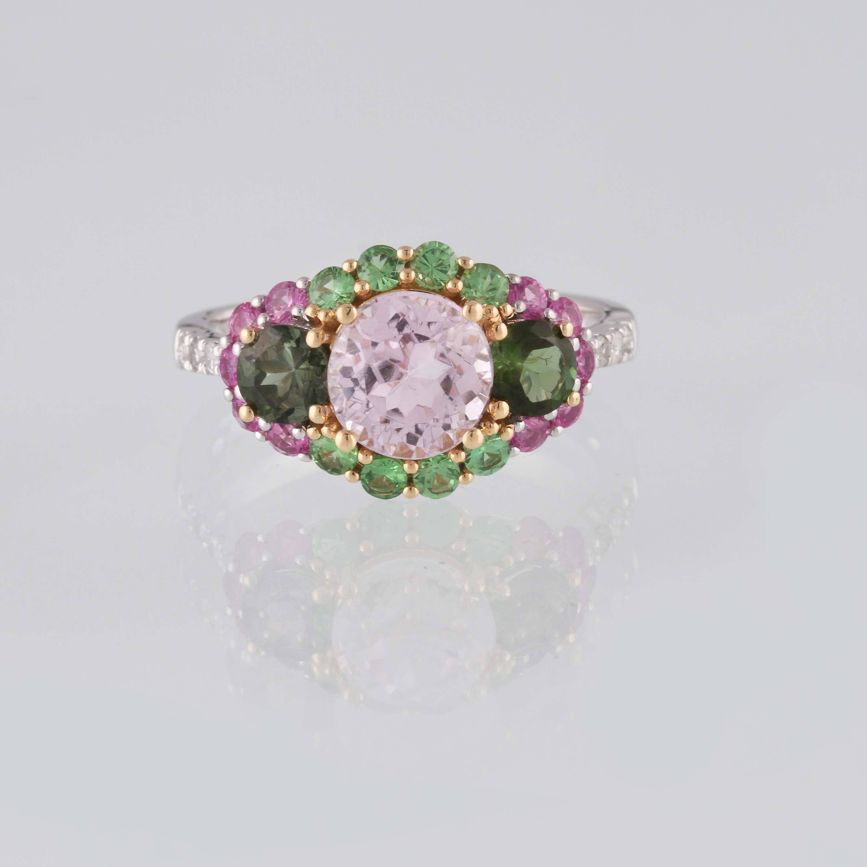 RING, 18K vitguld med briljantslipade diamanter ca 0.10 ct, rosa ...