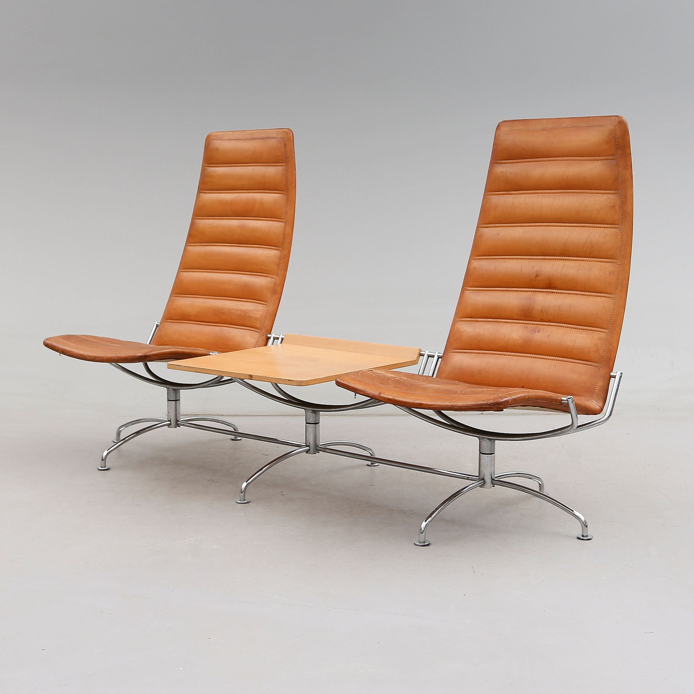 FÅTÖLJER 1 PAR SAMT BORD, "SAS Chair Series", Fritz Hansen, 1982 ...