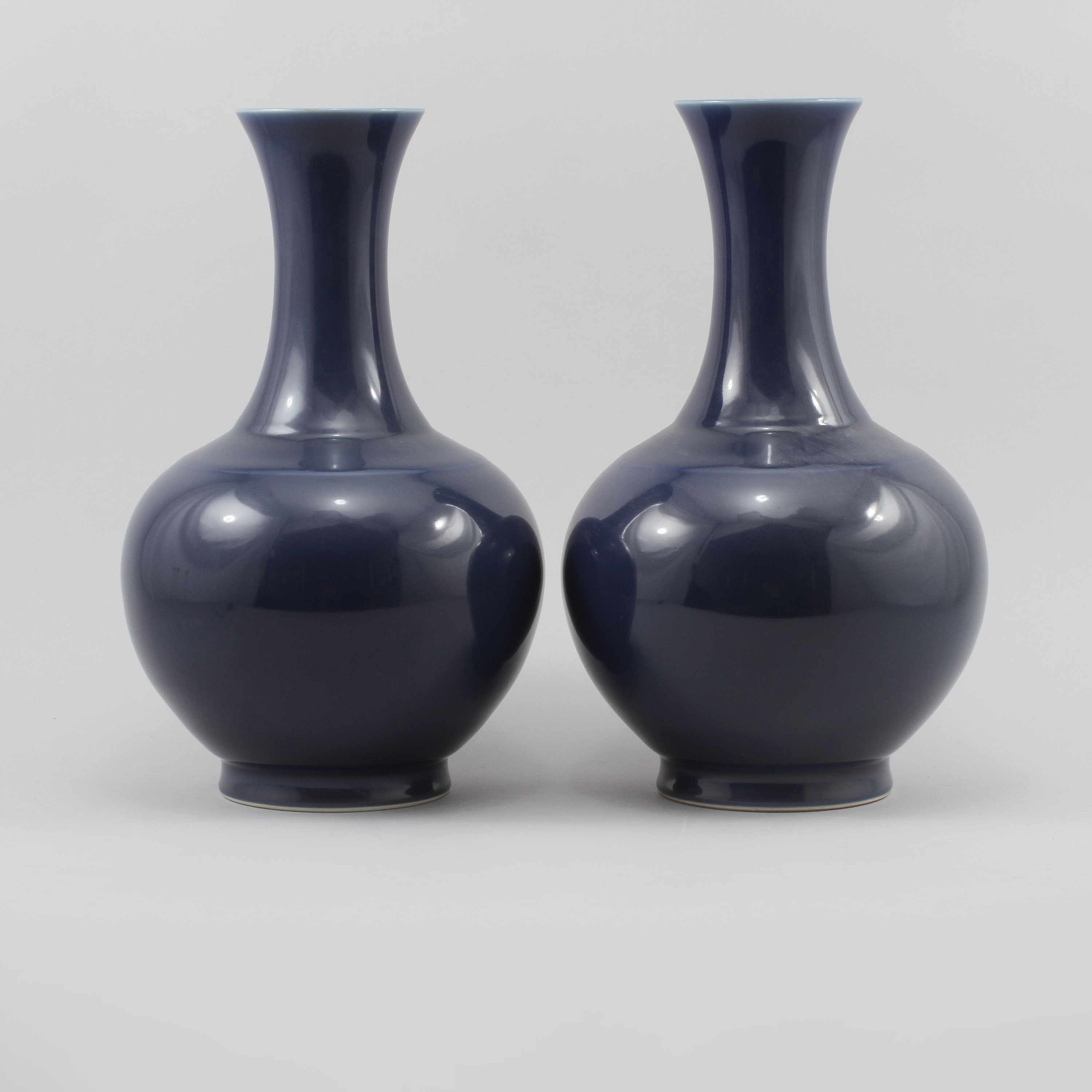 VASER, ett par, porslin. Kina, 1900-tal, med sex karaktärers märke ...