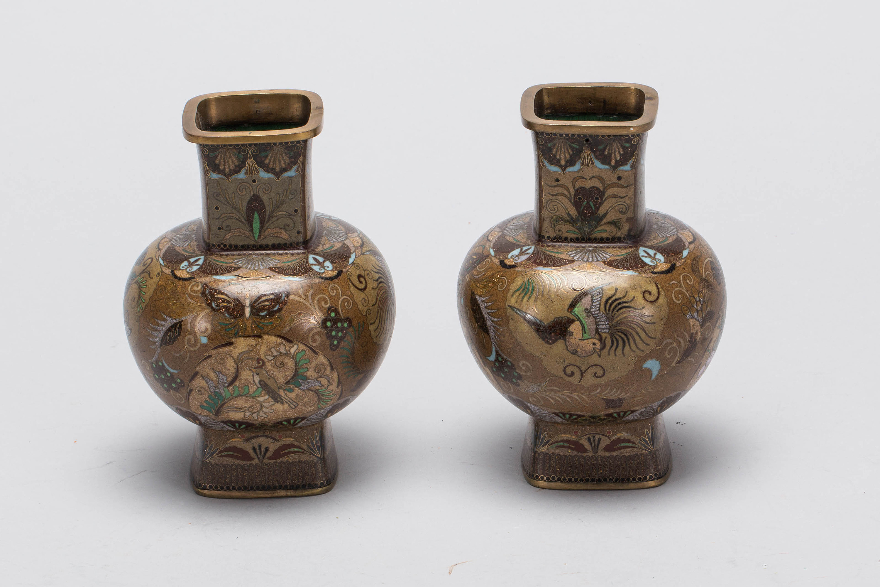 VASER, ett par, cloisonnè, 1900-tal. - Bukowskis