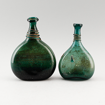 FLASKOR, 2 st, glas, 1700-tal. - Bukowskis