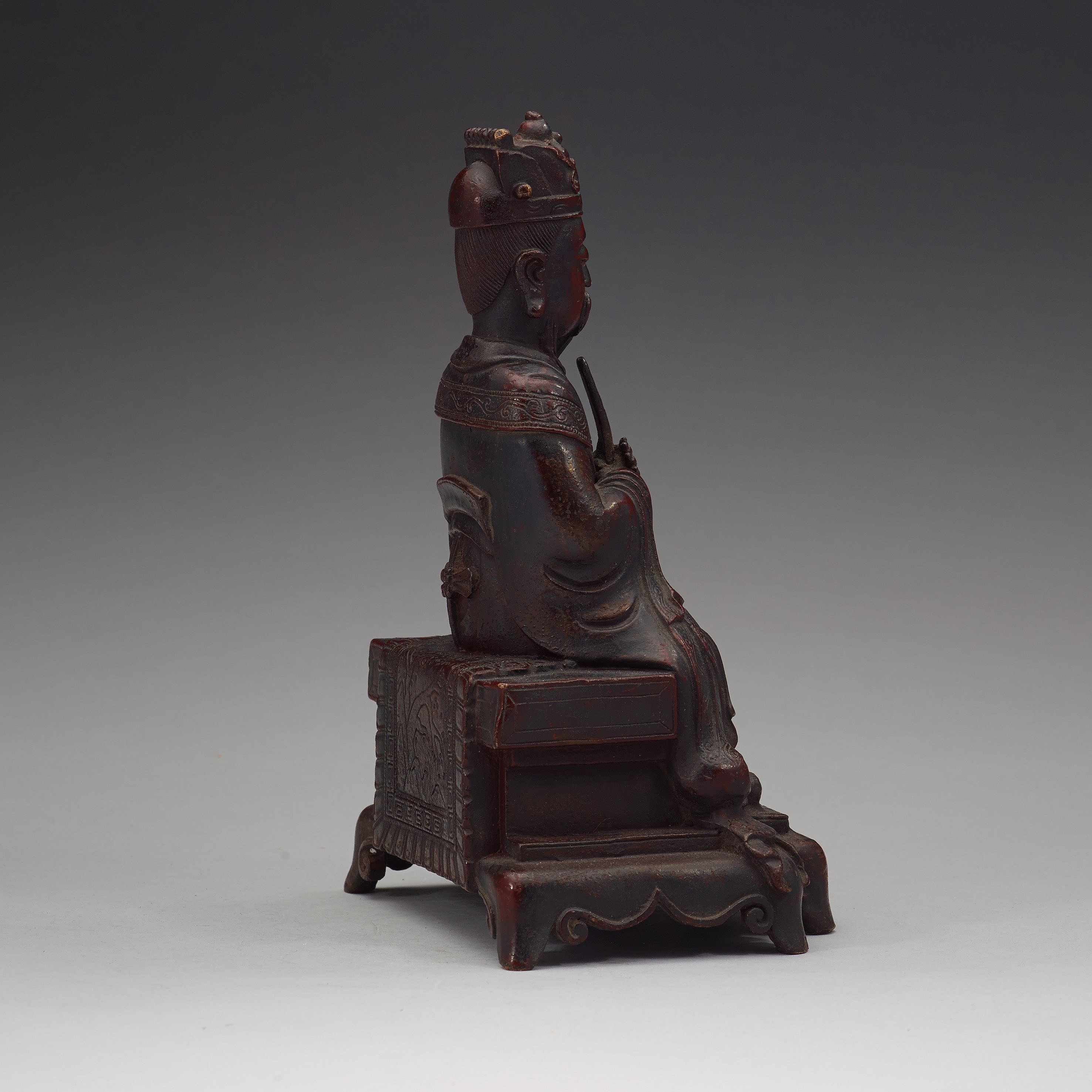 A bronze figure of a daoist deity, Qing dynasty, 18th Century. - Bukowskis