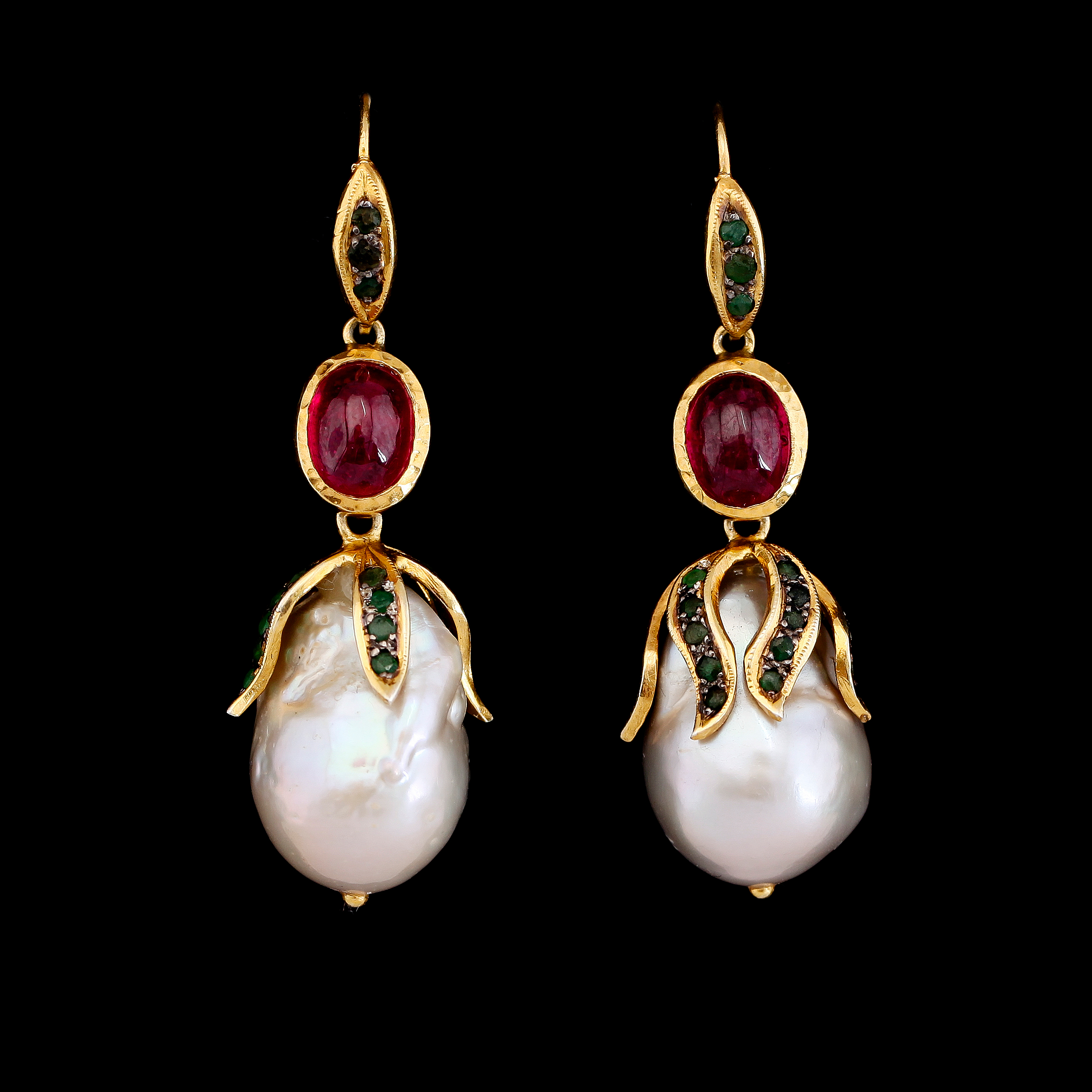 ÖRHÄNGEN, 1 par, förgyllt silver, barocka sötvattenspärlor, rubiner och smaragder. - Bukowskis