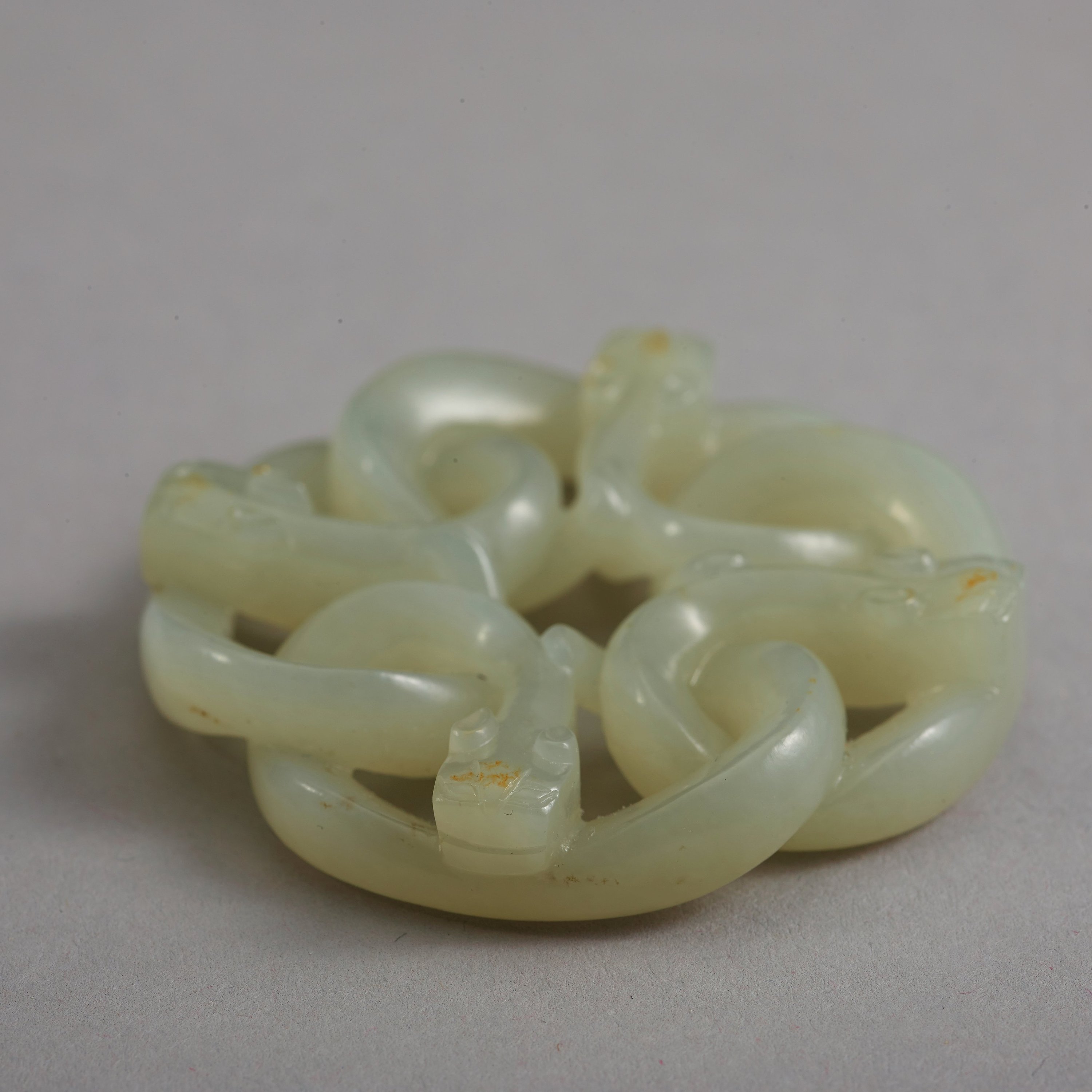 A carved Chinese nephrite pendant. - Bukowskis