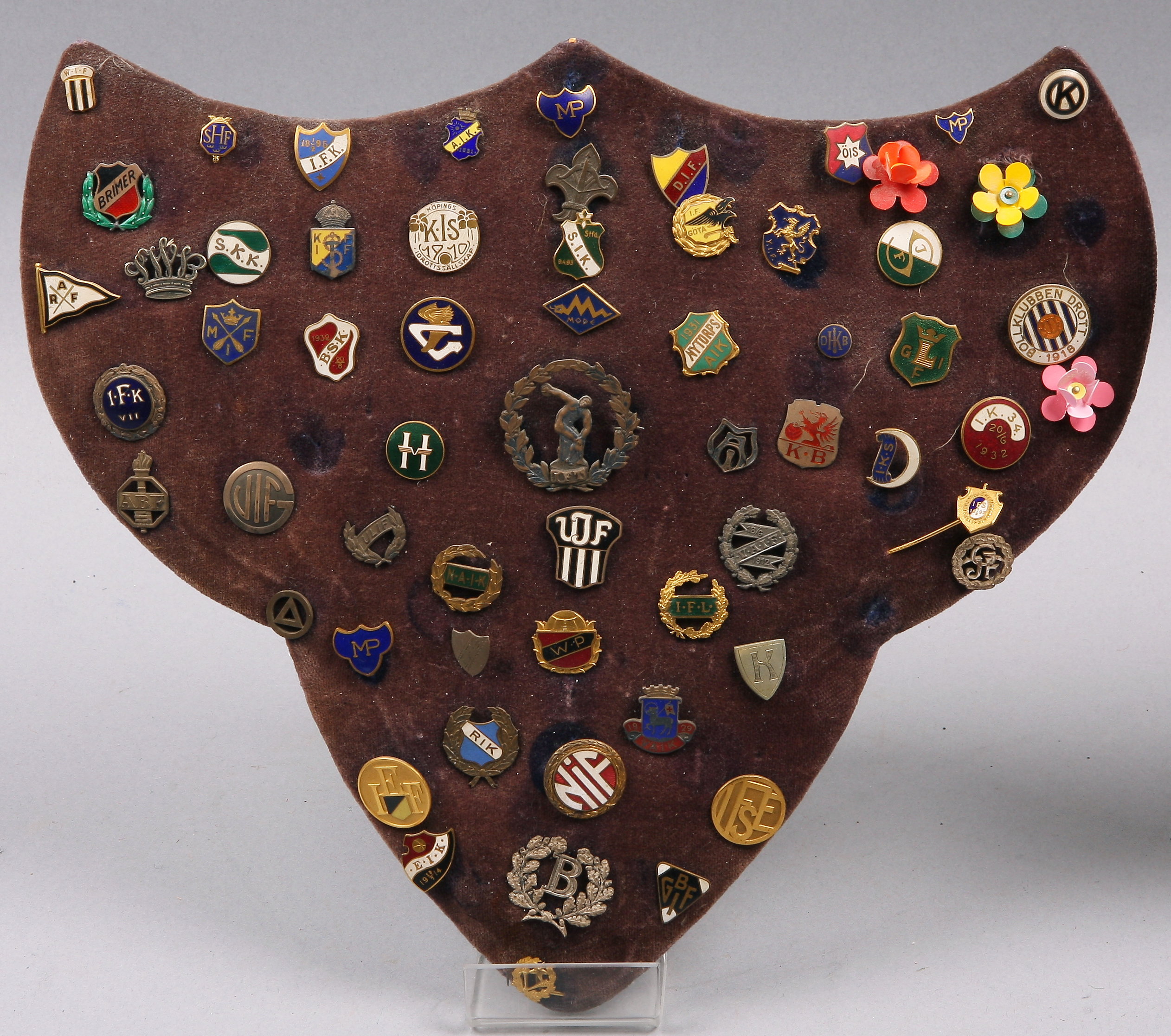 SKÖLDAR MED PINS SAMT MÄRKEN, ca 80 st, mest Sverige och Norge, 1900 ...