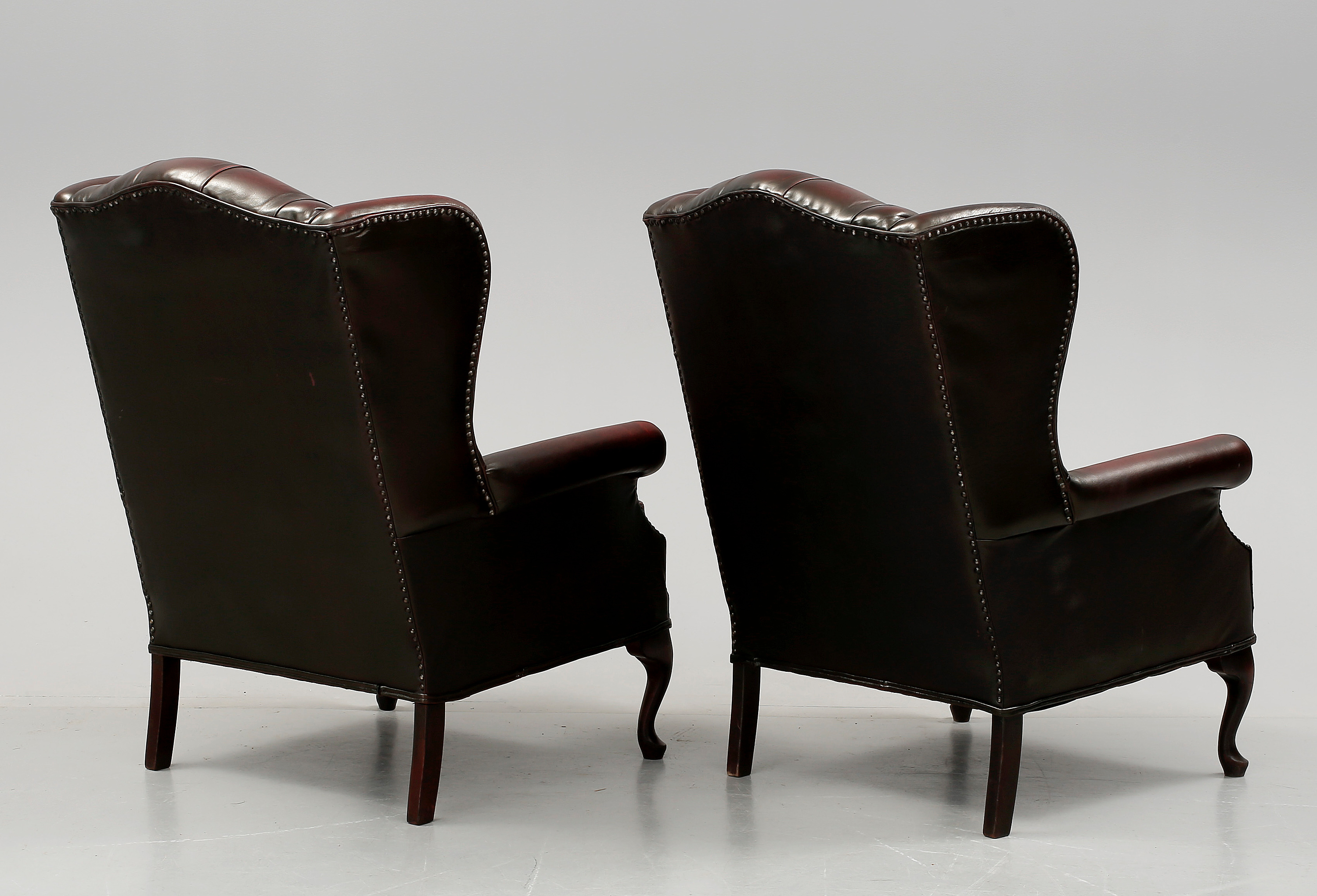 FÅTÖLJER, ett par, Chesterfield-modell, 1900-talets andra hälft ...