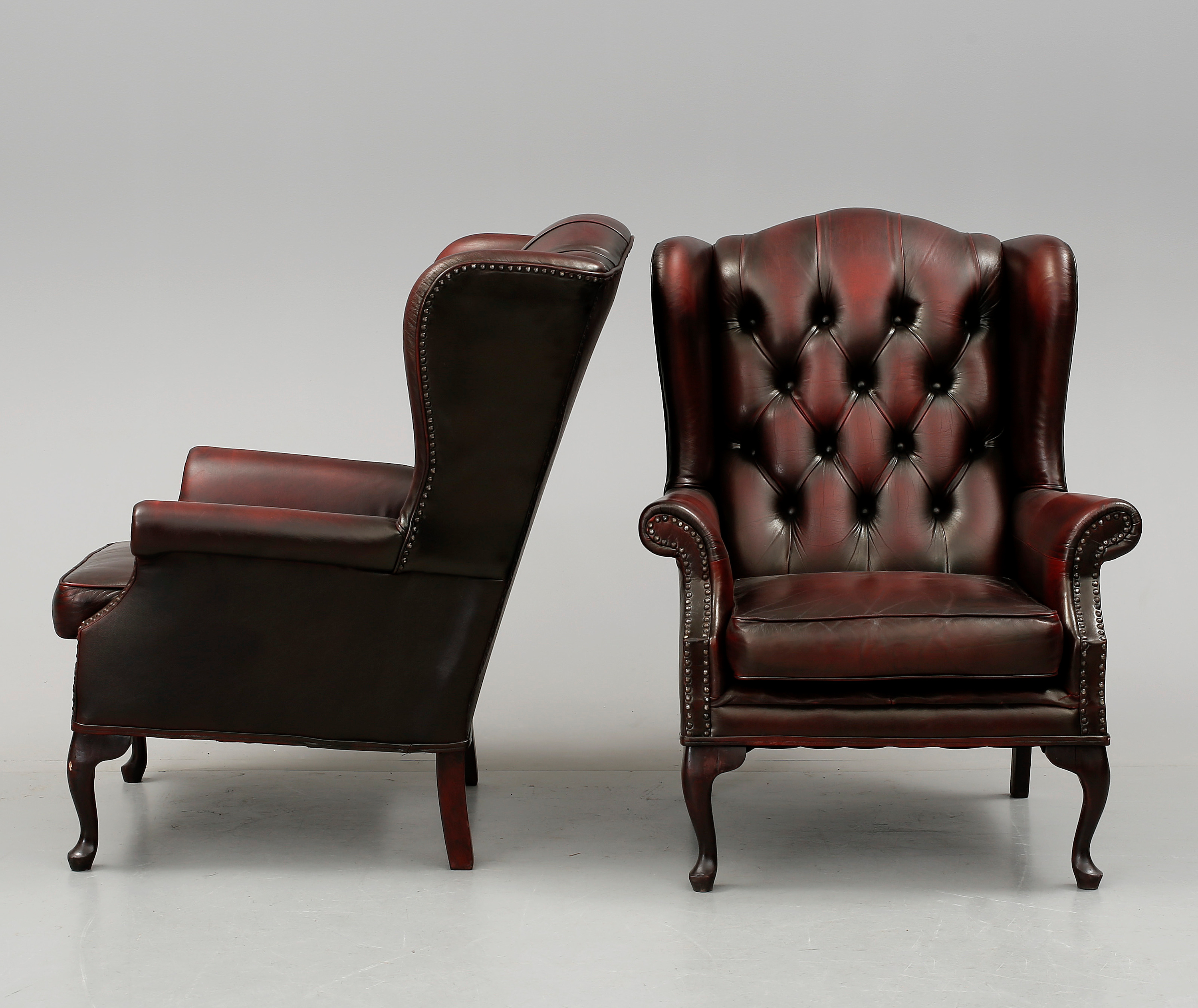 FÅTÖLJER, ett par, Chesterfield-modell, 1900-talets andra hälft ...