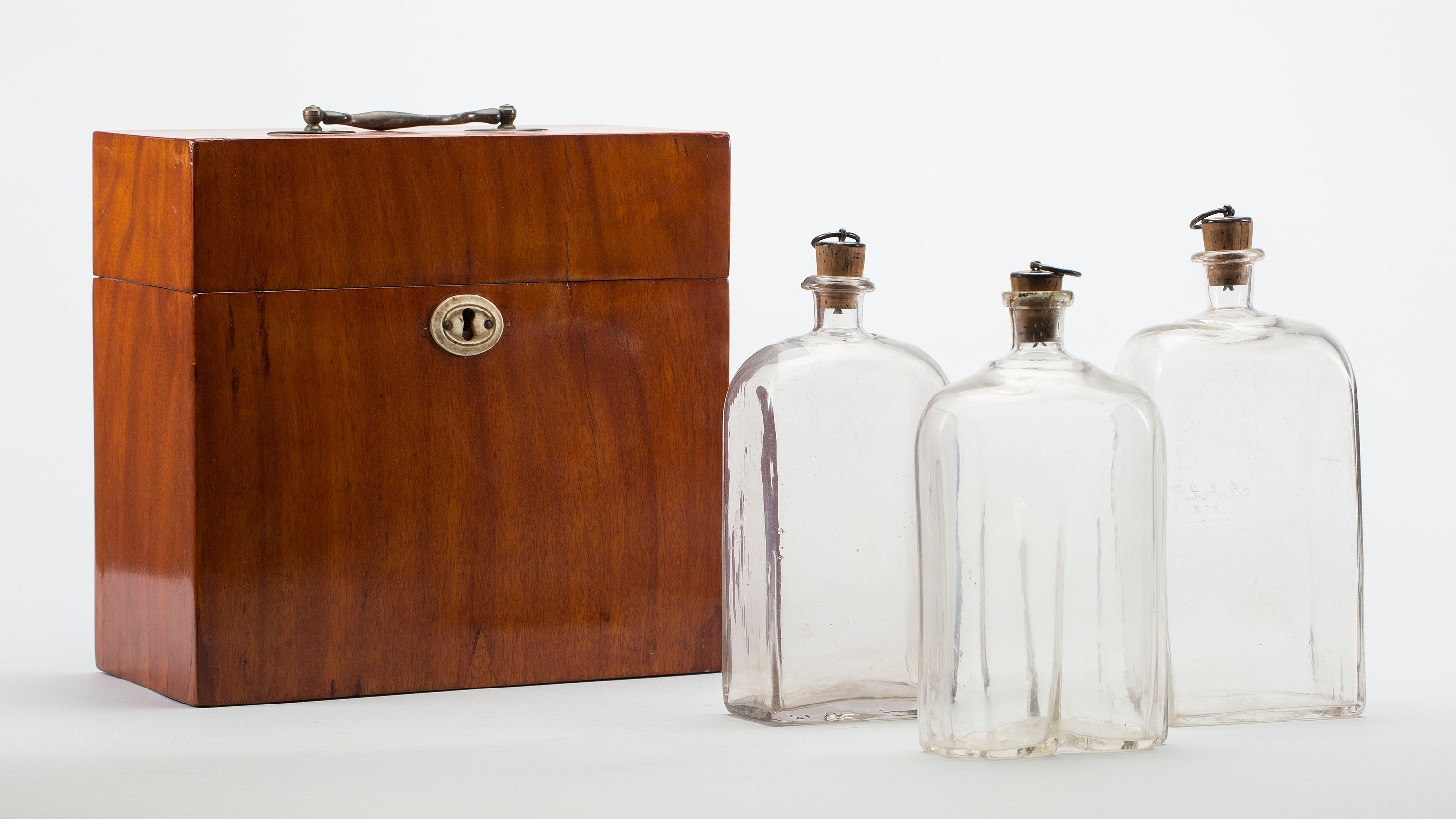 SCHATULL med FLASKOR, 1800-talet mitt. - Bukowskis