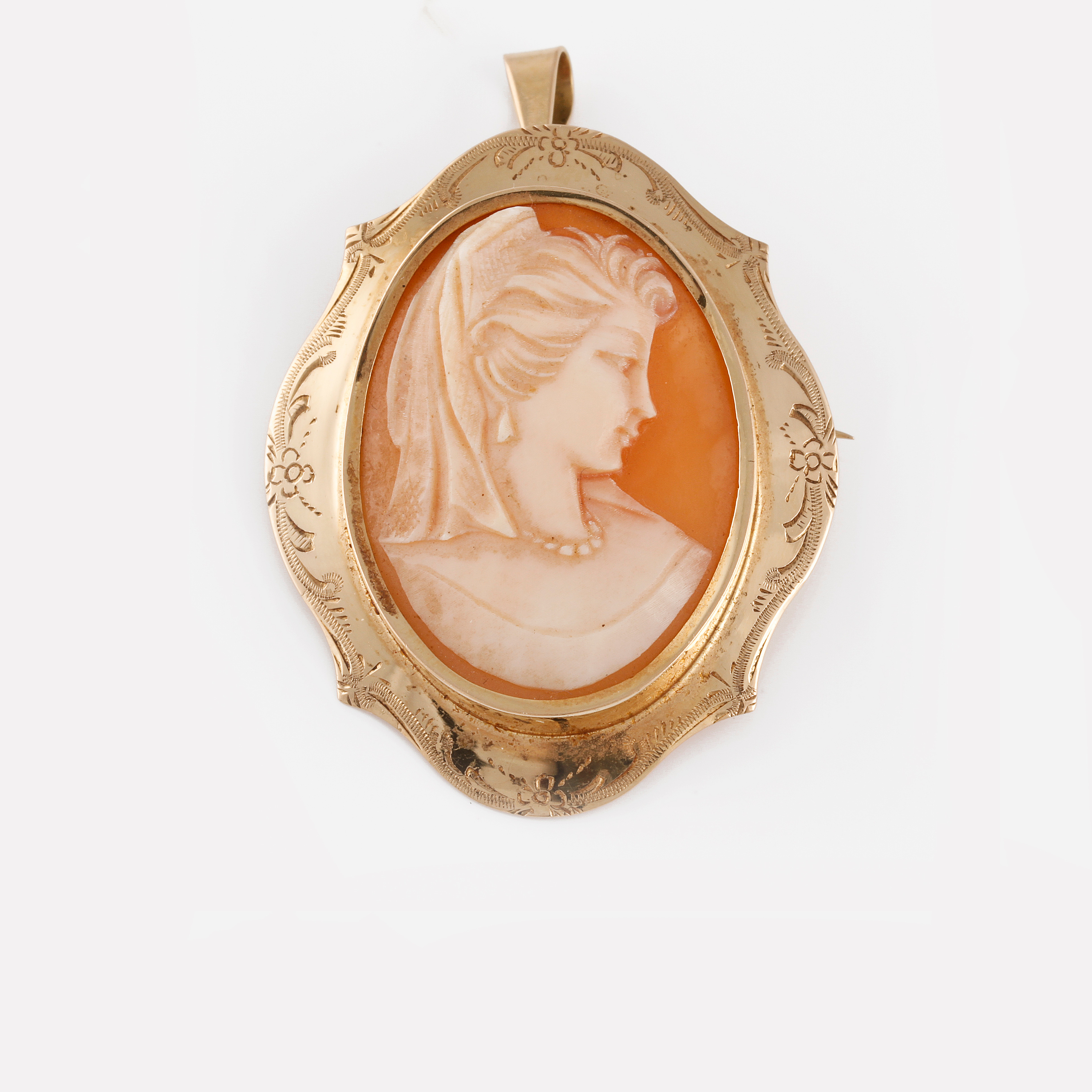 BROSCH, 18K guld med skuren snäckskalskamé, Gustav Dahlgren & Co, Malmö ...