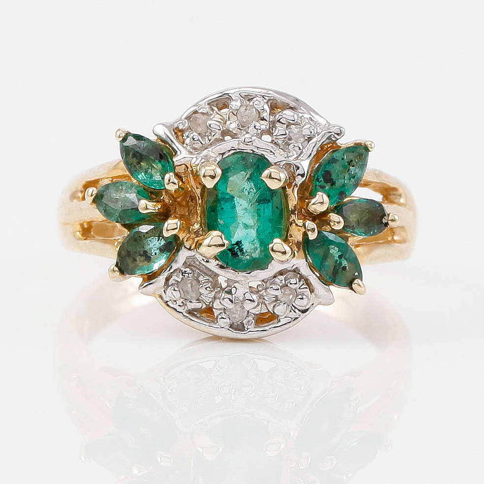 RING, 14K guld, smaragder tot ca 1.45 ct. och mindre diamanter. - Bukowskis