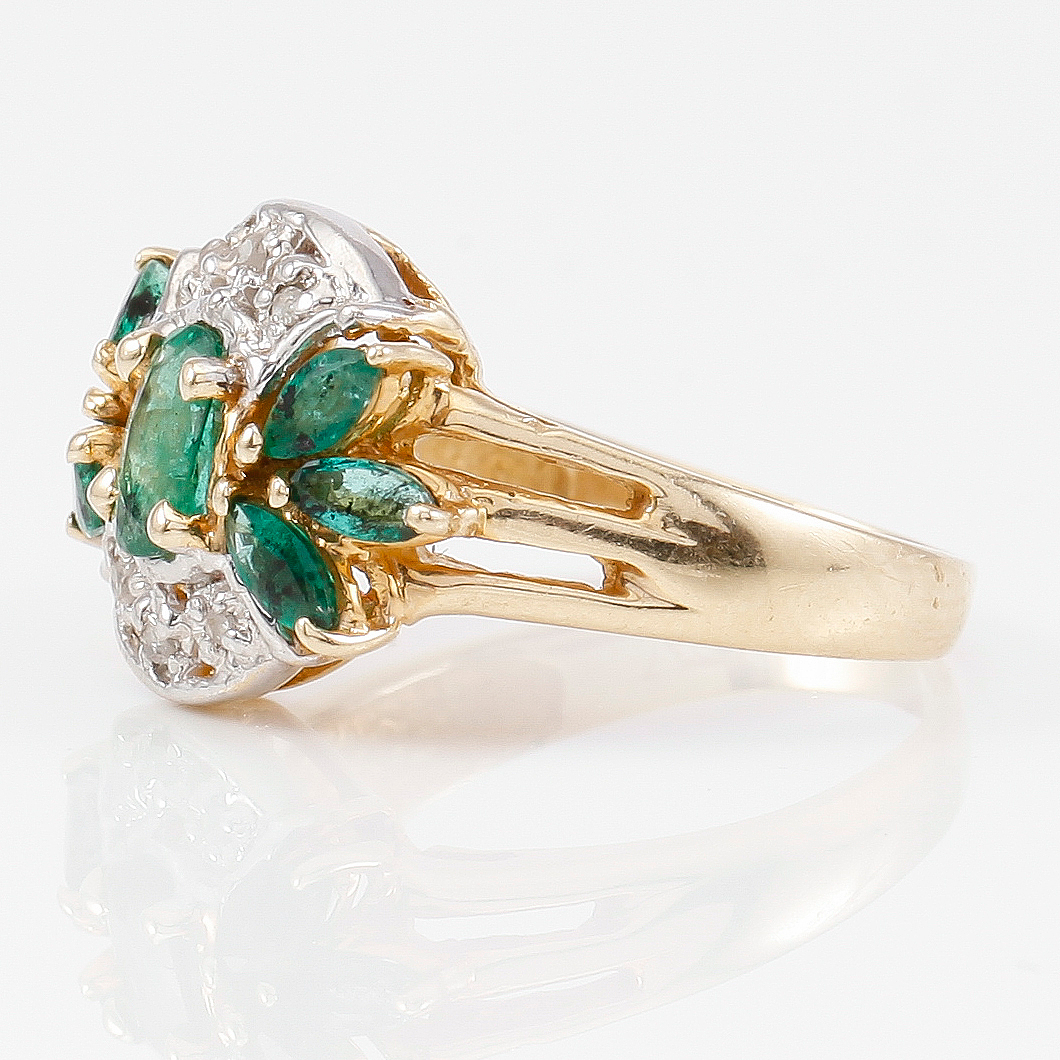 RING, 14K guld, smaragder tot ca 1.45 ct. och mindre diamanter. - Bukowskis
