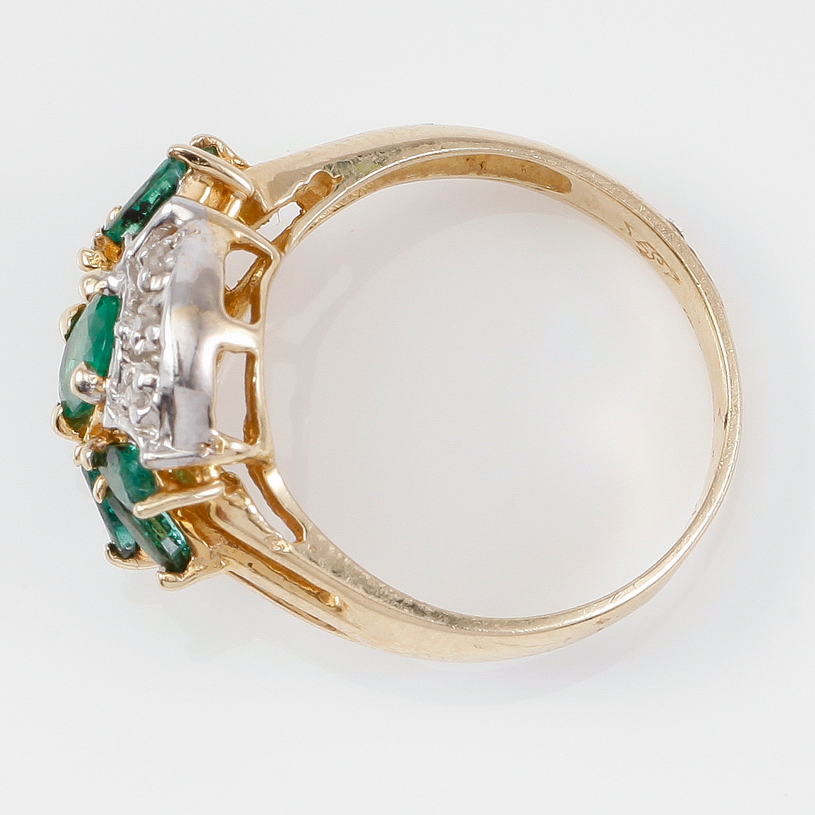 RING, 14K guld, smaragder tot ca 1.45 ct. och mindre diamanter. - Bukowskis