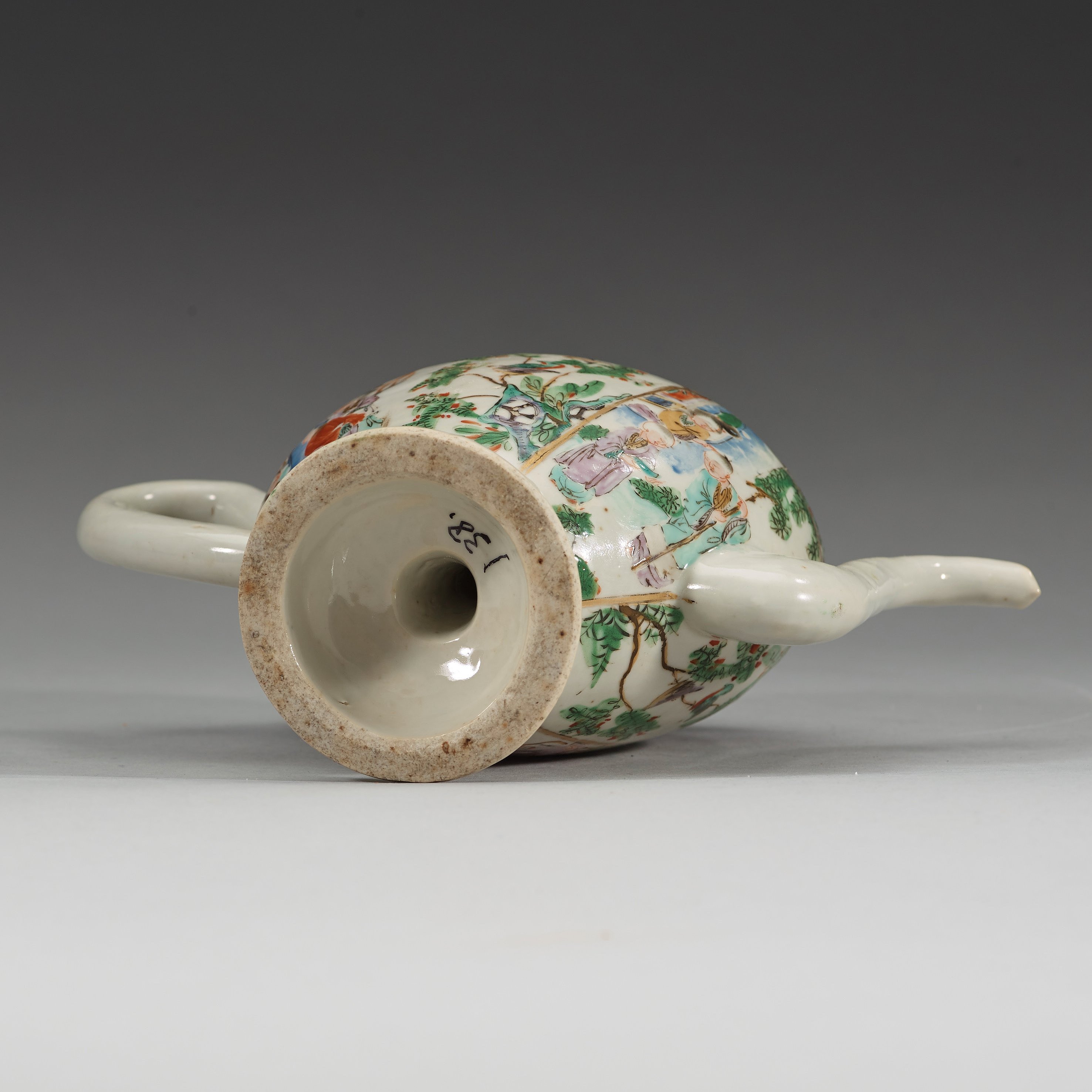 A Chinese cadogan tea pot, Qing dynasty, 19th Century. - Bukowskis