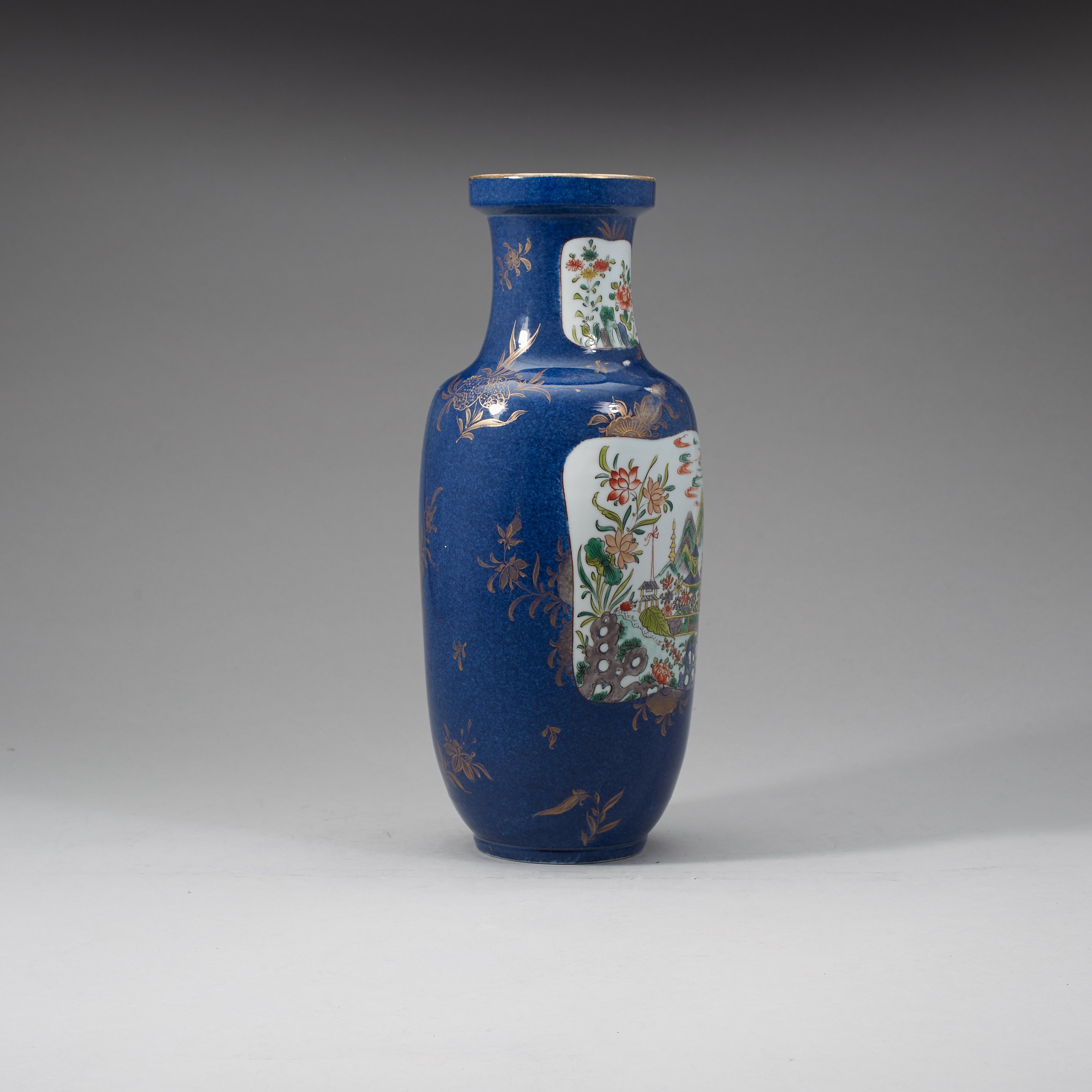 A powder blue vase, Qing dynasty, 19th Century. - Bukowskis