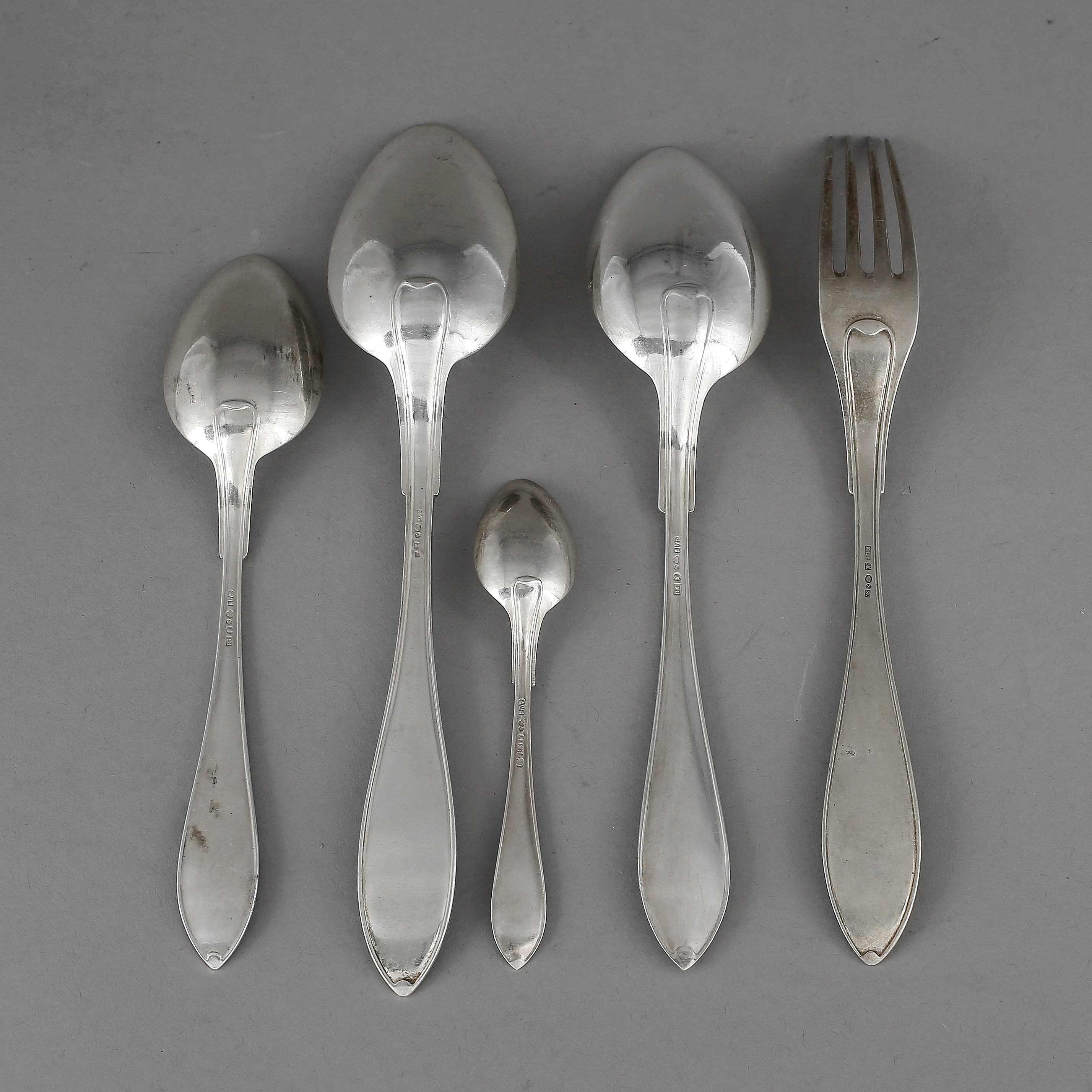 SERVISDELAR, 21 stycken, silver, "Svensk spets", bla GAB, Stockholm, 1932. Vikt ca 106g. - Bukowskis