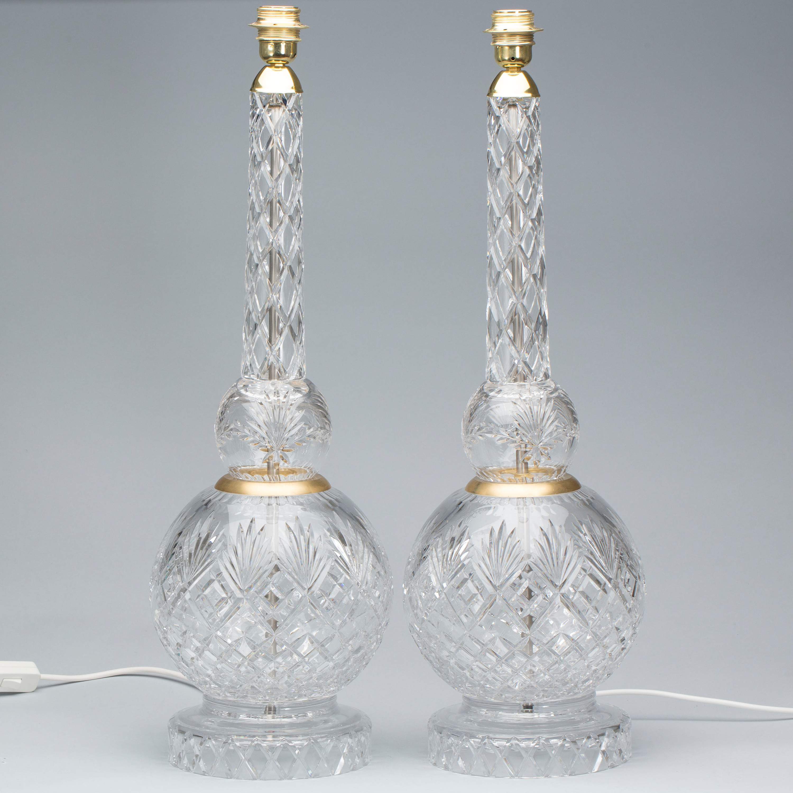 BORDSLAMPOR, ett par, glas, signerade E.Moaven, modern tillverkning ...